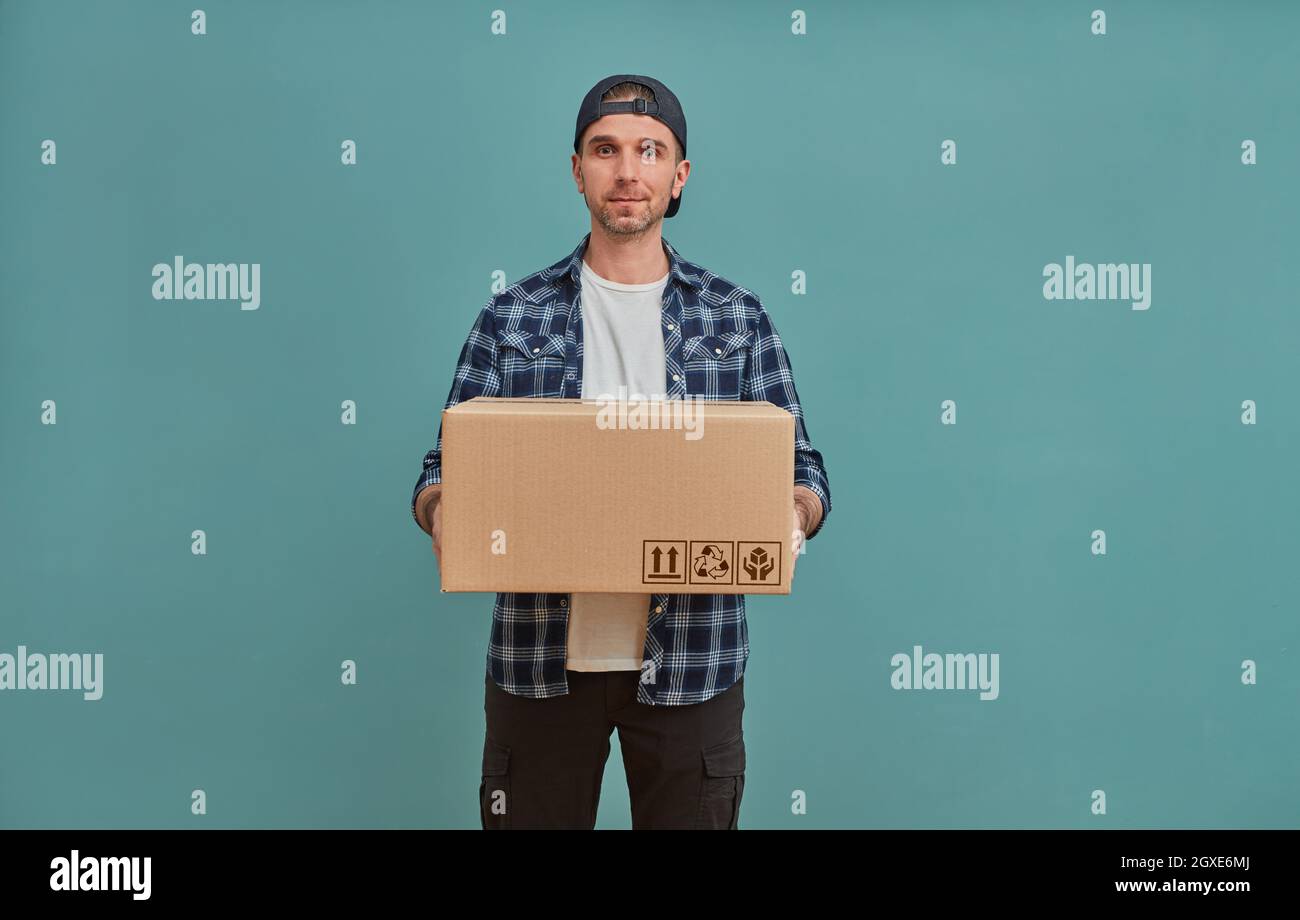 Casual dressed man with cardboard box Stock Photo - Alamy