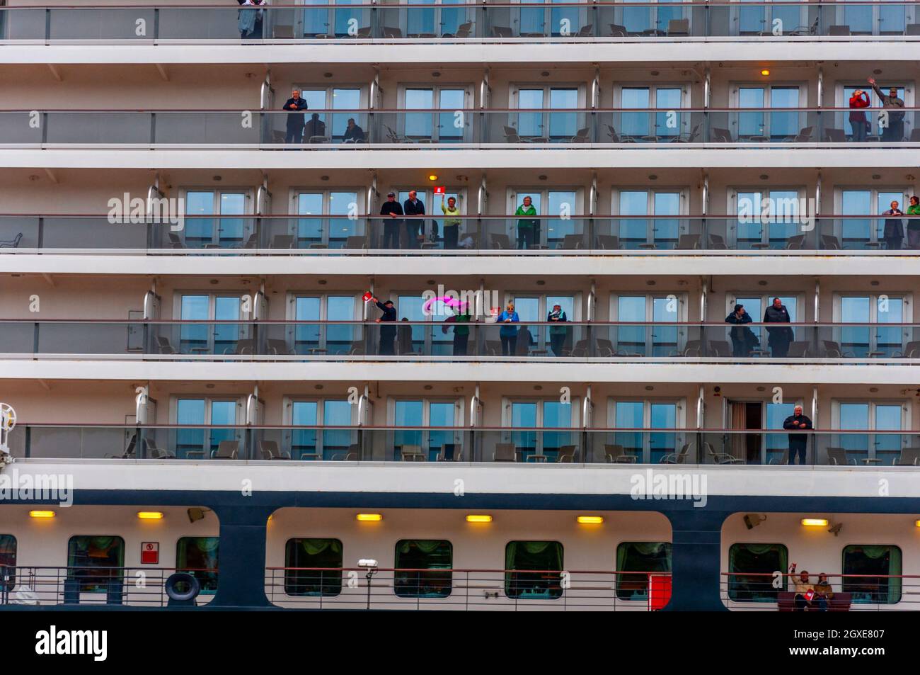 People waving goodbye from the cruise ship Stock Photo - Alamy