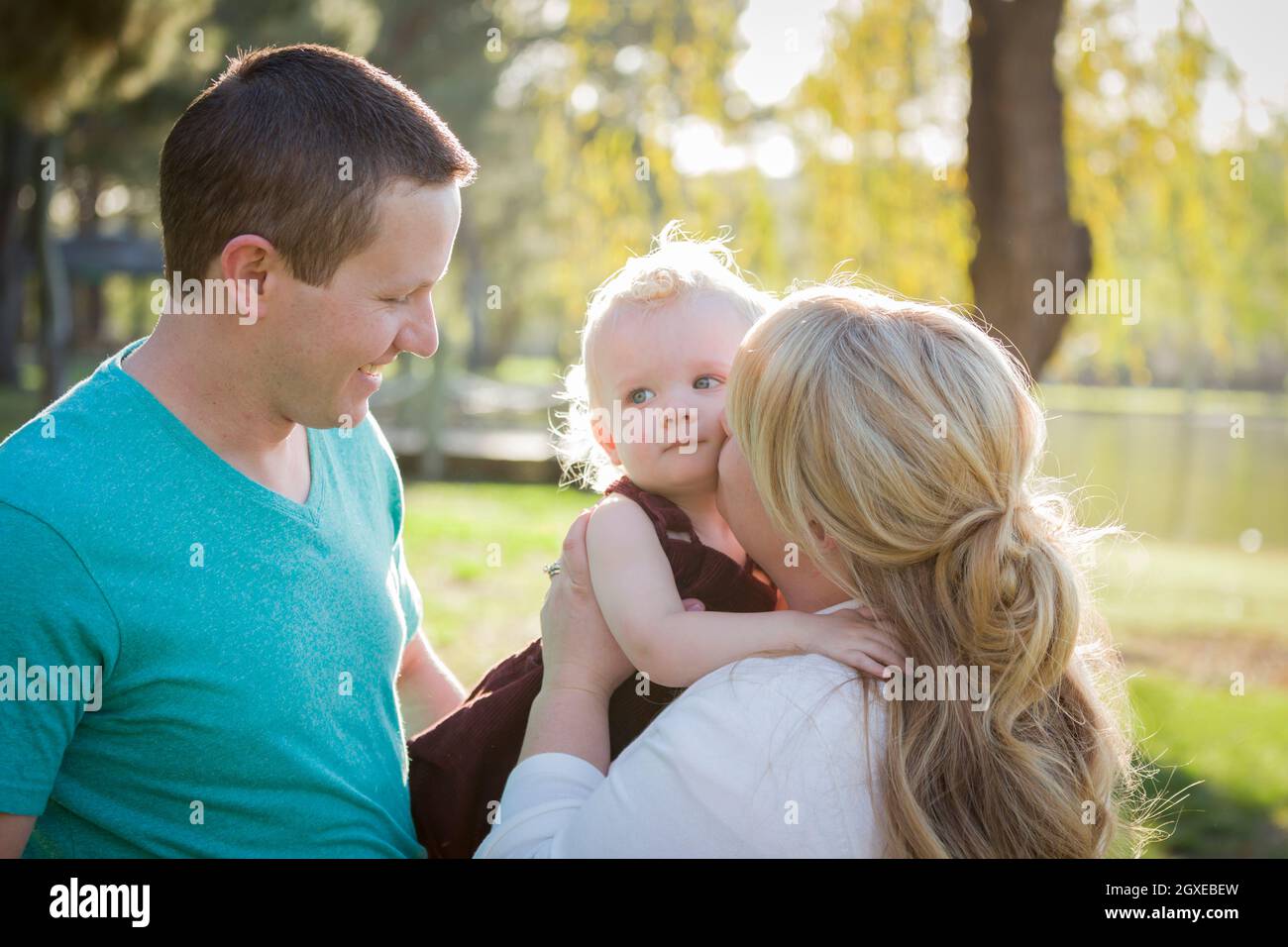 Father kissing hugging toddler boy hi-res stock photography and images ...