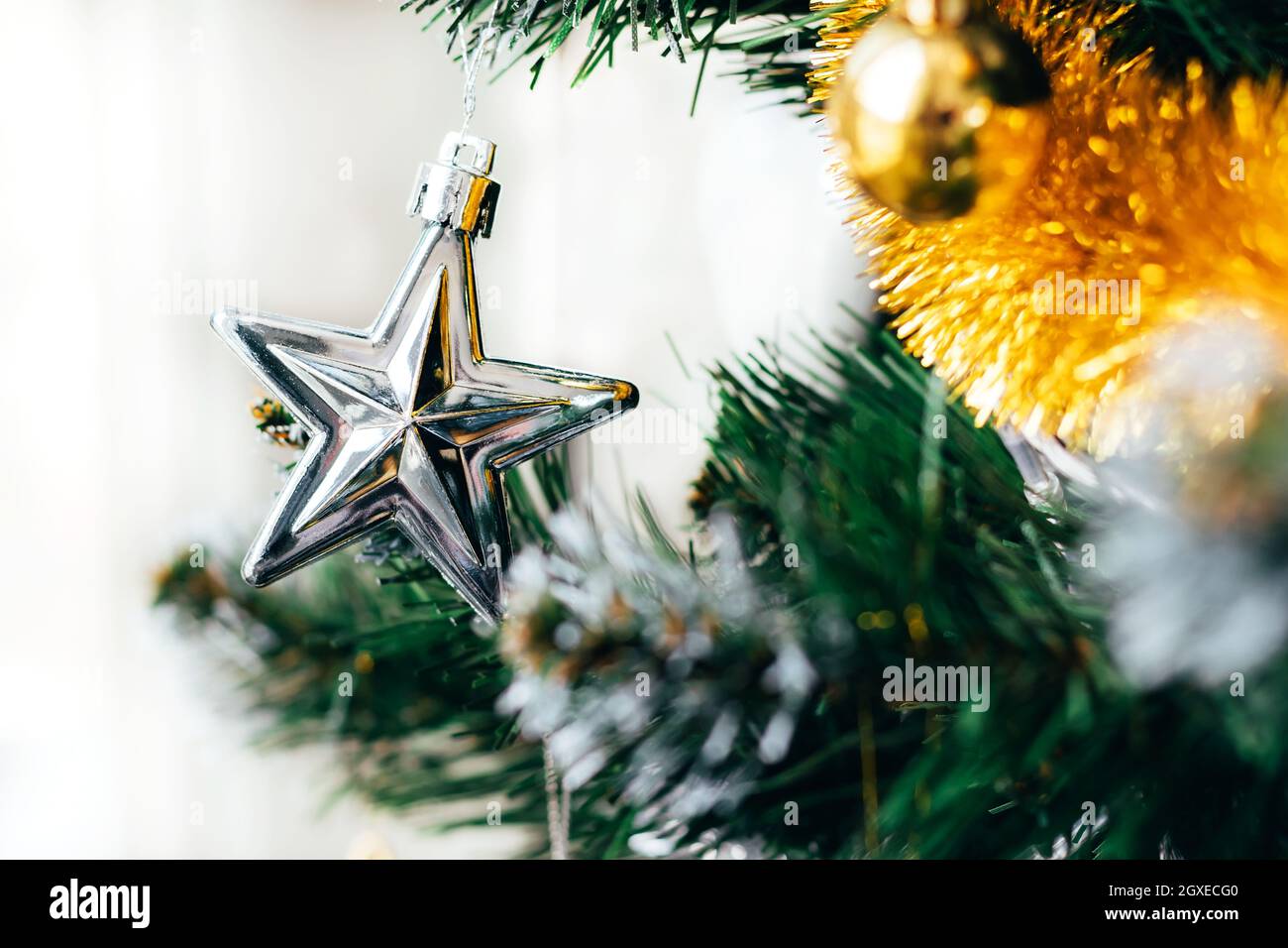 Star on christmas tree hi-res stock photography and images - Alamy