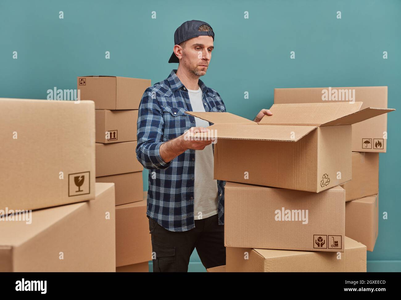 Casual dressed man with cardboard boxes Stock Photo - Alamy