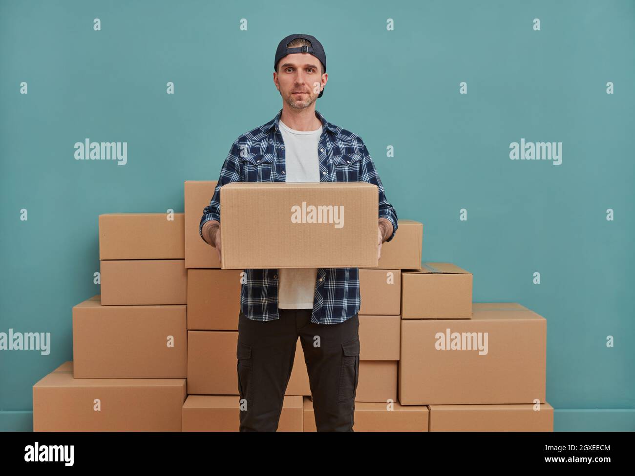 Casual dressed man with cardboard box Stock Photo - Alamy