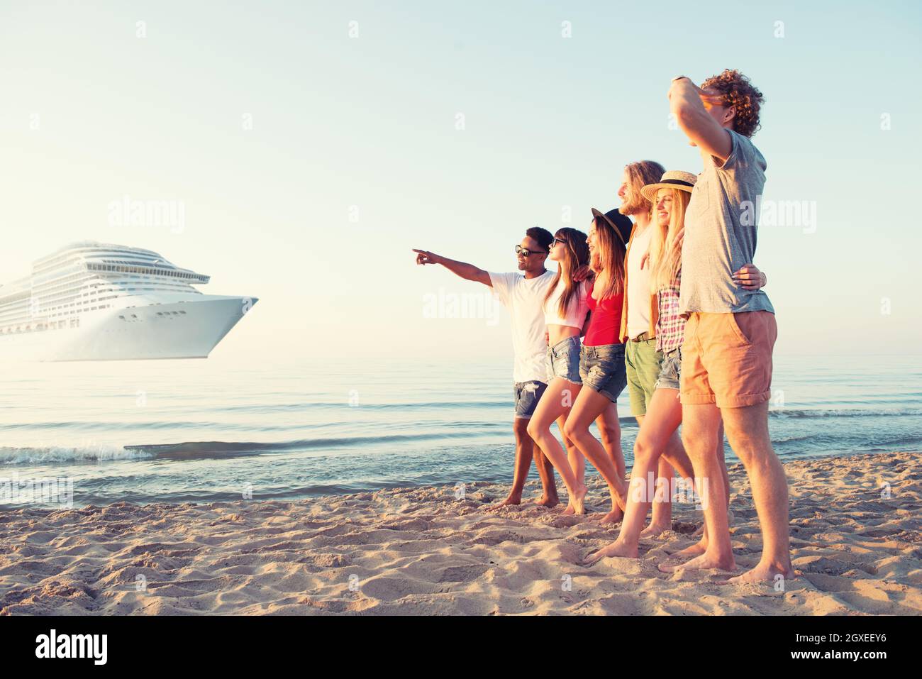 Happy cruise ship group hi-res stock photography and images - Alamy