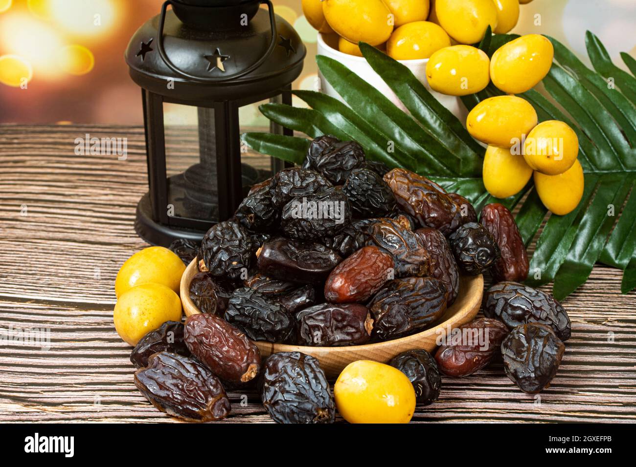 Different types of dates hi-res stock photography and images - Alamy