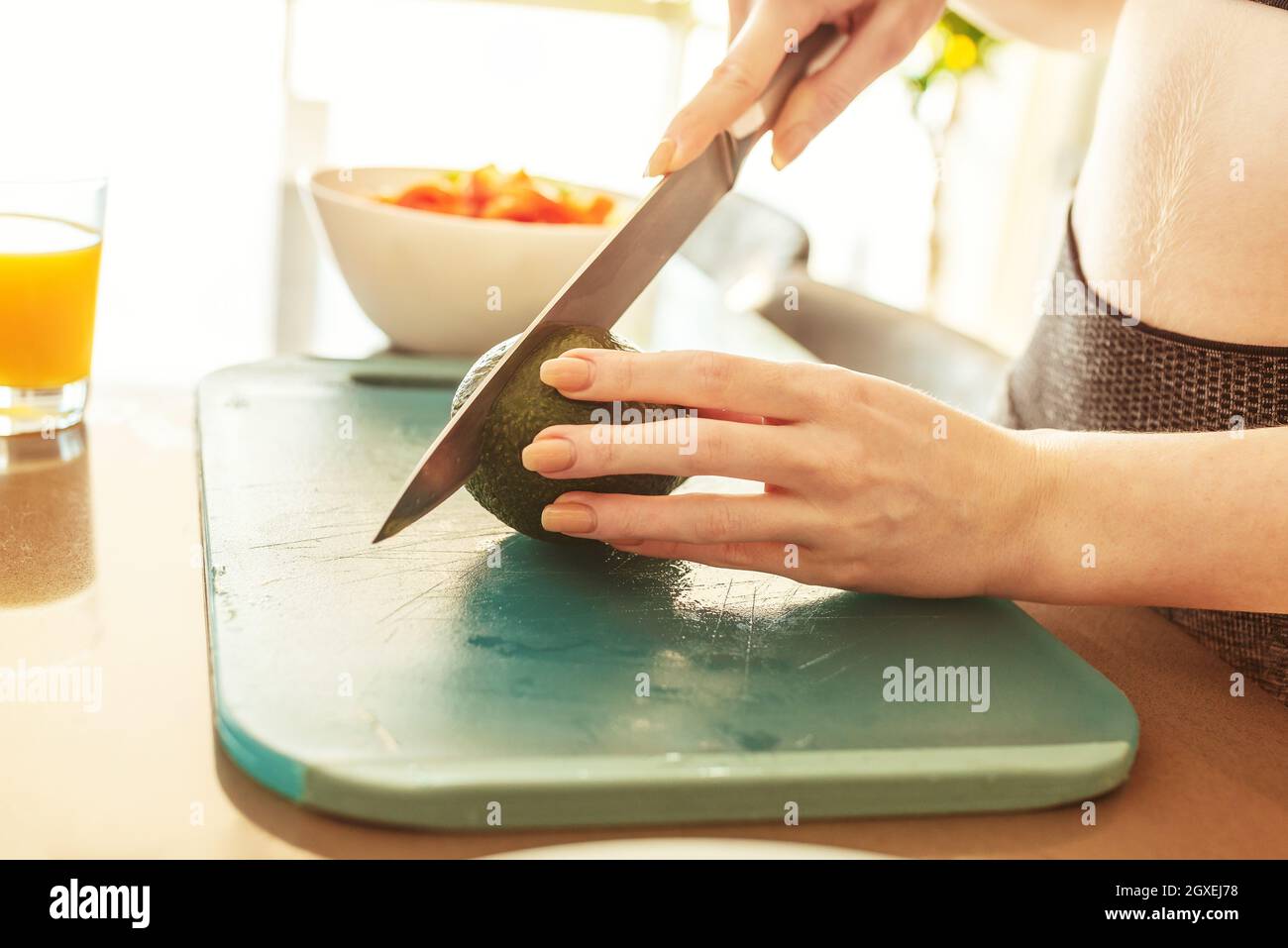 Cut the fruit to the cutting board for the snack Stock Photo - Alamy