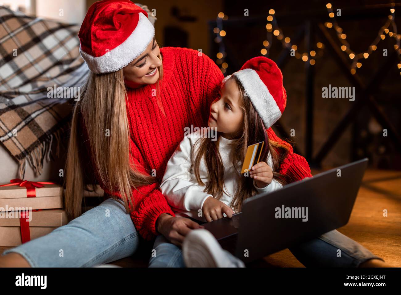 Xmas Shopping. Mom and daughter using laptop nad credit card Stock ...