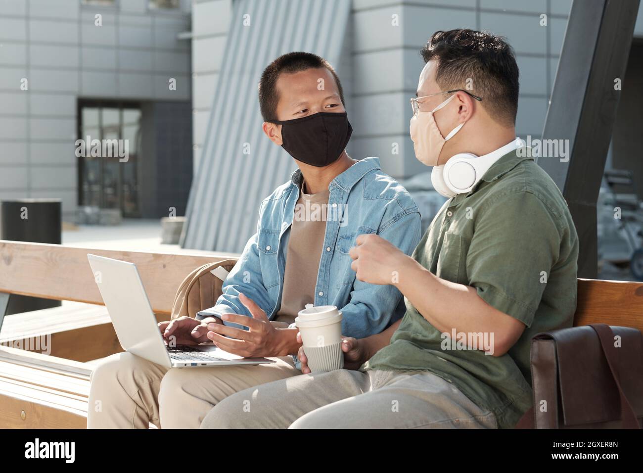 Chinese business people having hi-res stock photography and images - Alamy