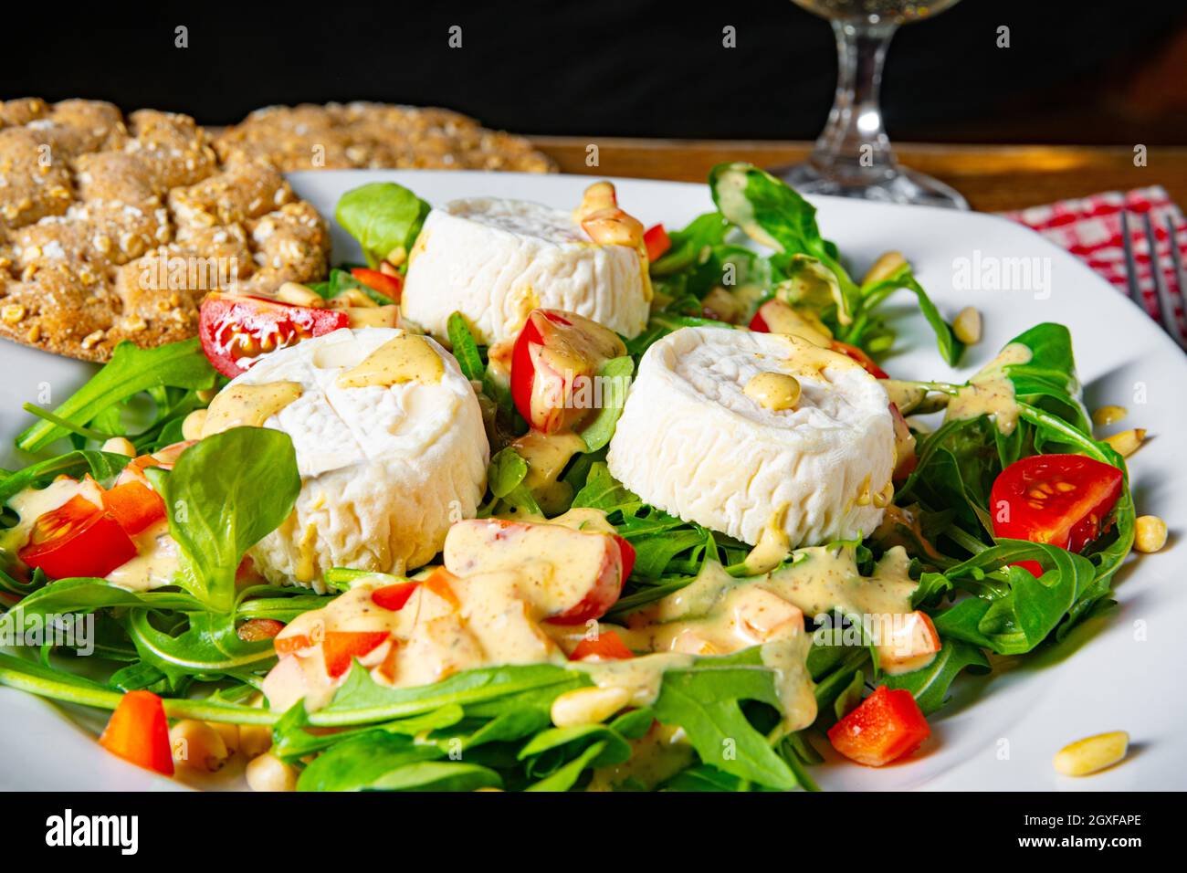 Rocket salad with goat cheese and honey dressing Stock Photo - Alamy