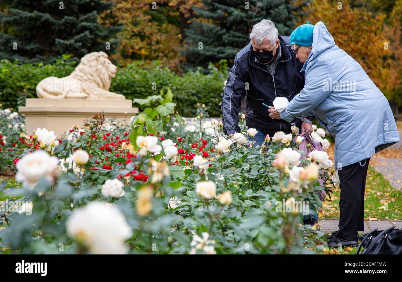 (211005) -- RIGA, Oct. 5, 2021 (Xinhua) -- People take photos of flowers in Riga, Latvia, Oct. 5 ...
