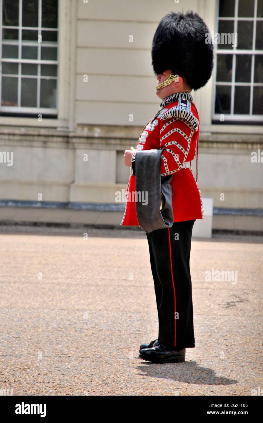 Changing of the guard ceremony buckingham palace hi-res stock ...