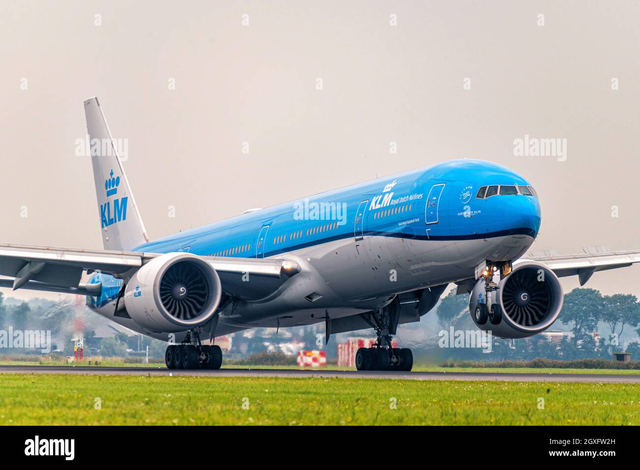 Boeing 777 cockpit hi-res stock photography and images - Alamy
