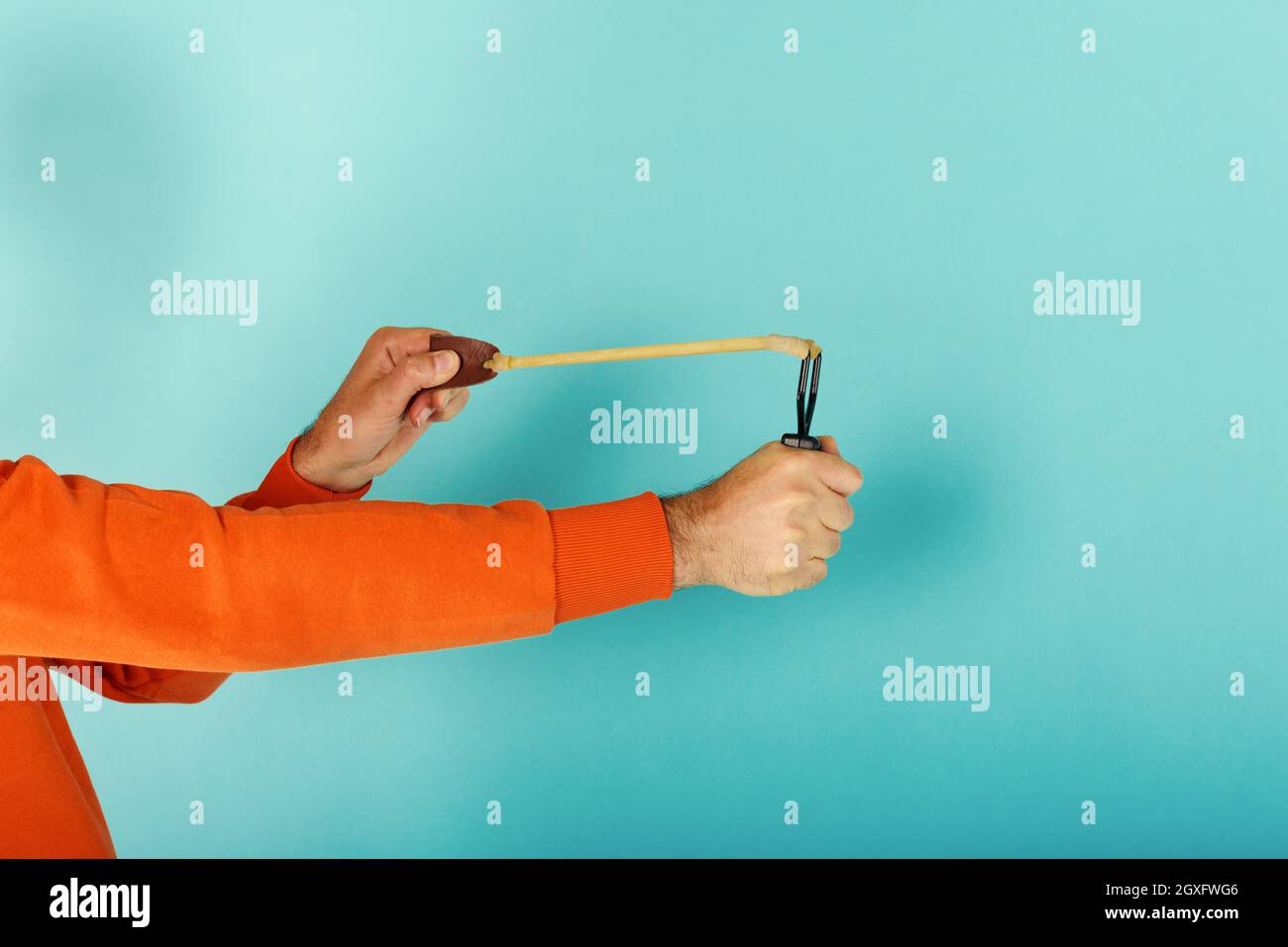 Man ready to throw from the slingshot something Stock Photo - Alamy