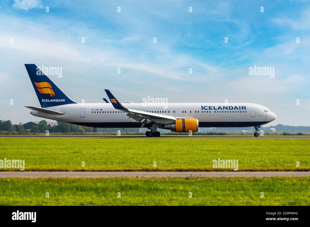 Icelandair Boeing 757 landing at Amsterdam Schiphol airport Stock Photo ...