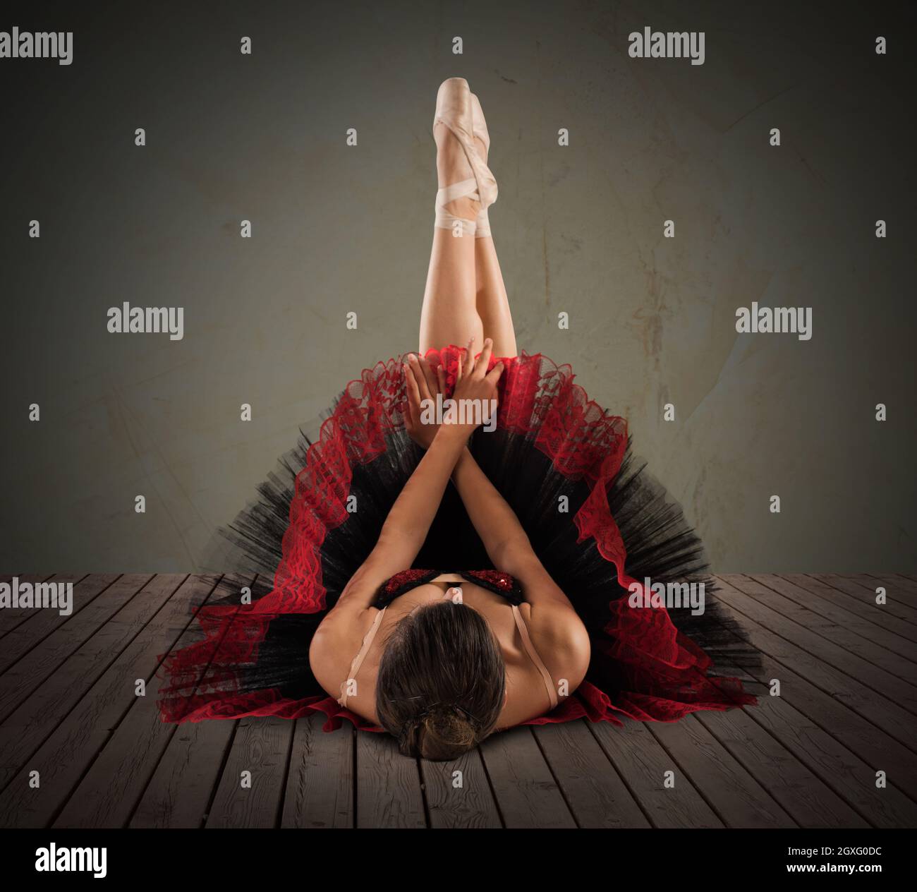 Pose of ballet dancer with legs extended Stock Photo - Alamy