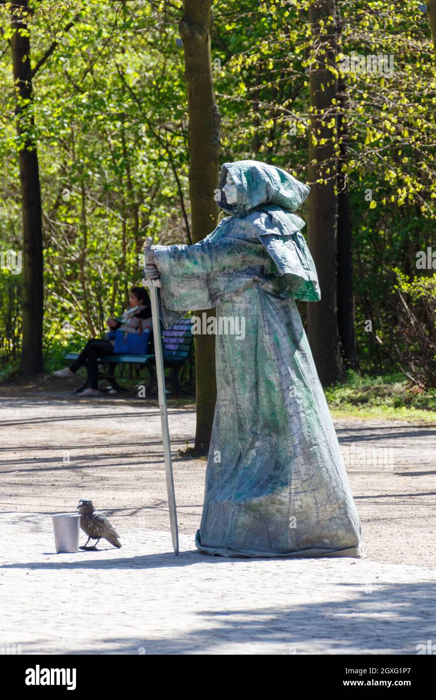 A living statue artist in the Tiergarten Berlin Stock Photo - Alamy