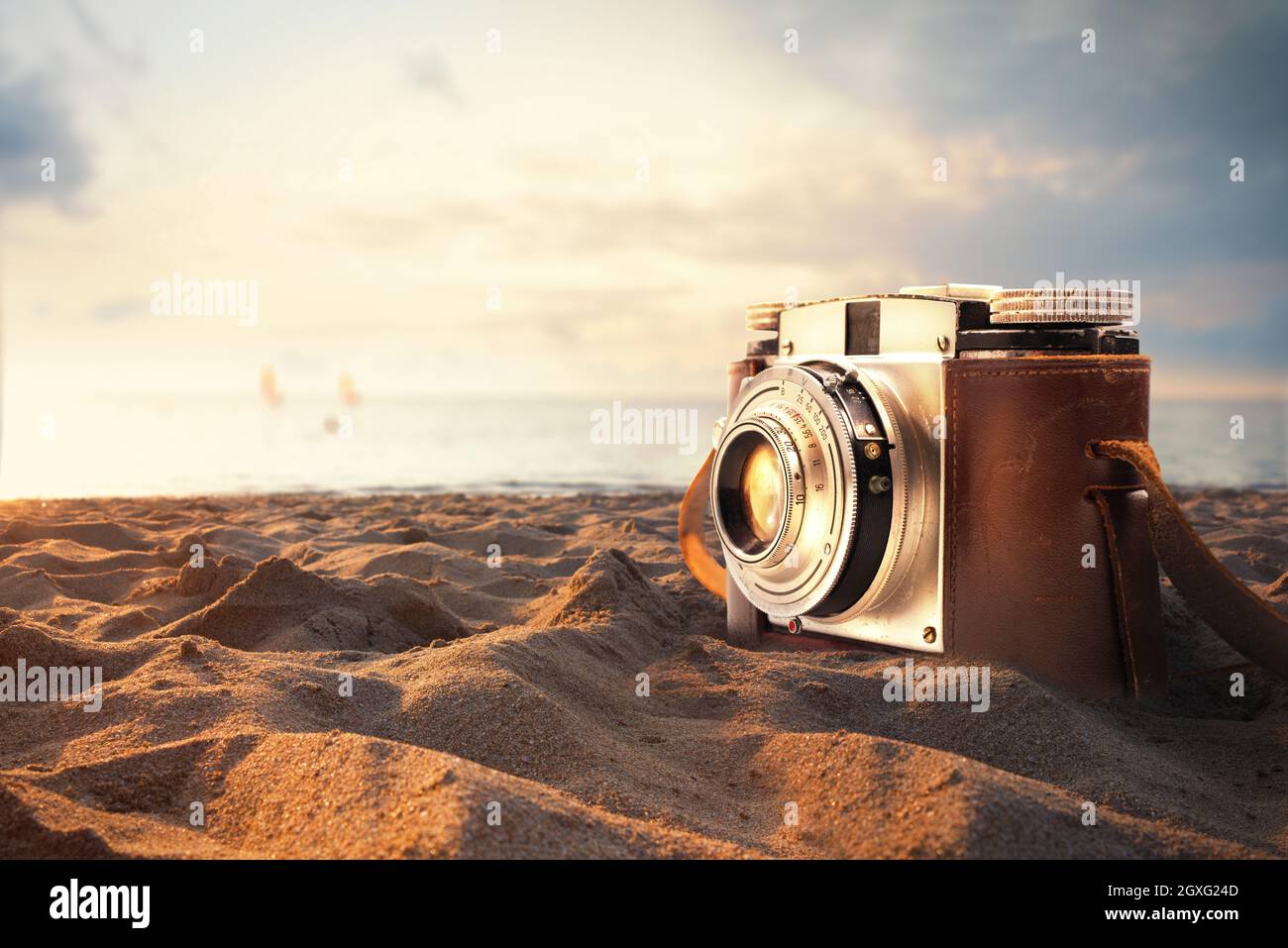 Vintage photo camera on the sand at the beach Stock Photo - Alamy