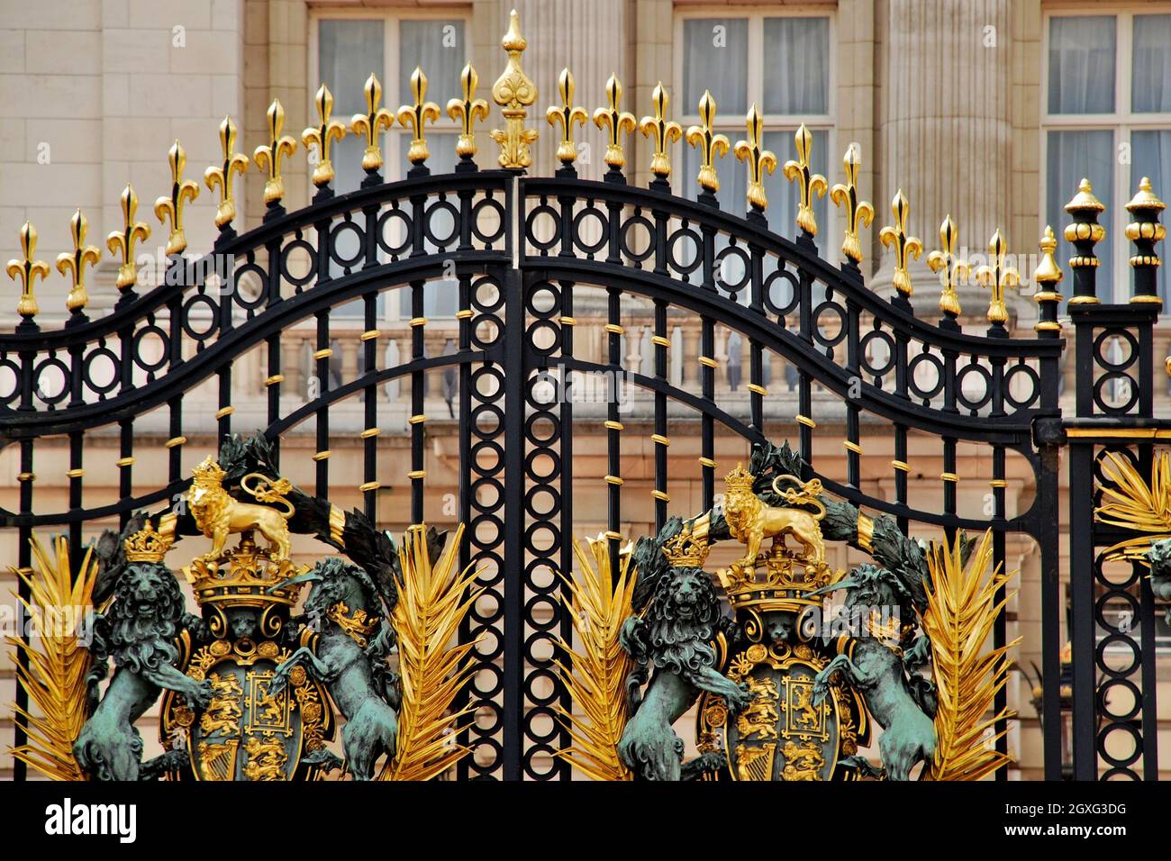 Entrance gate of the Buckingham Palace, London, United Kingdom Stock ...
