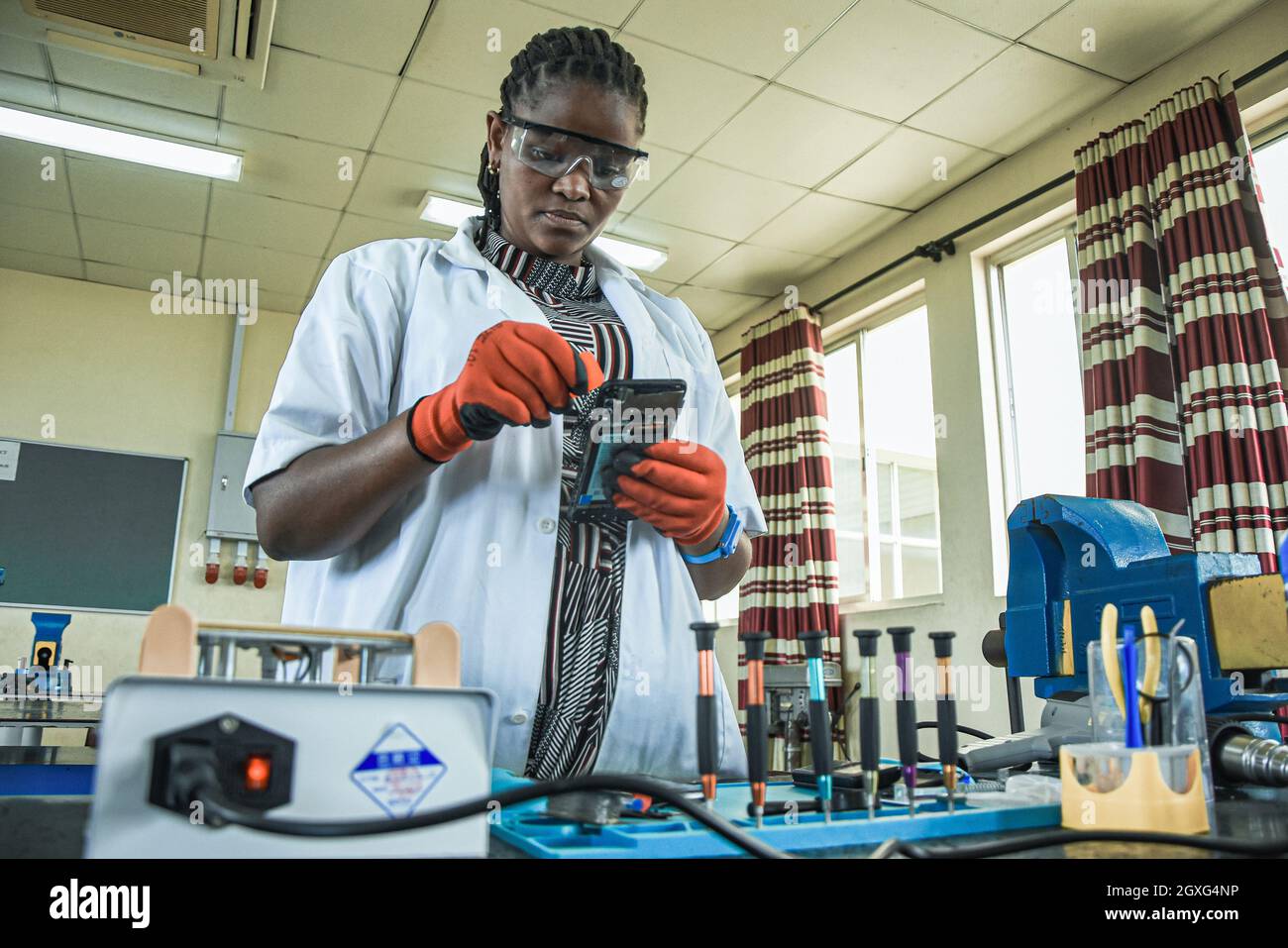 Mobile worker kenya hi-res stock photography and images - Alamy