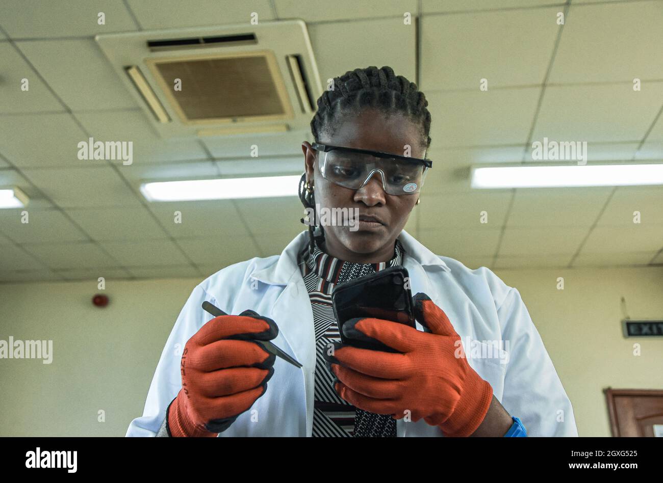 Mobile worker kenya hi-res stock photography and images - Alamy