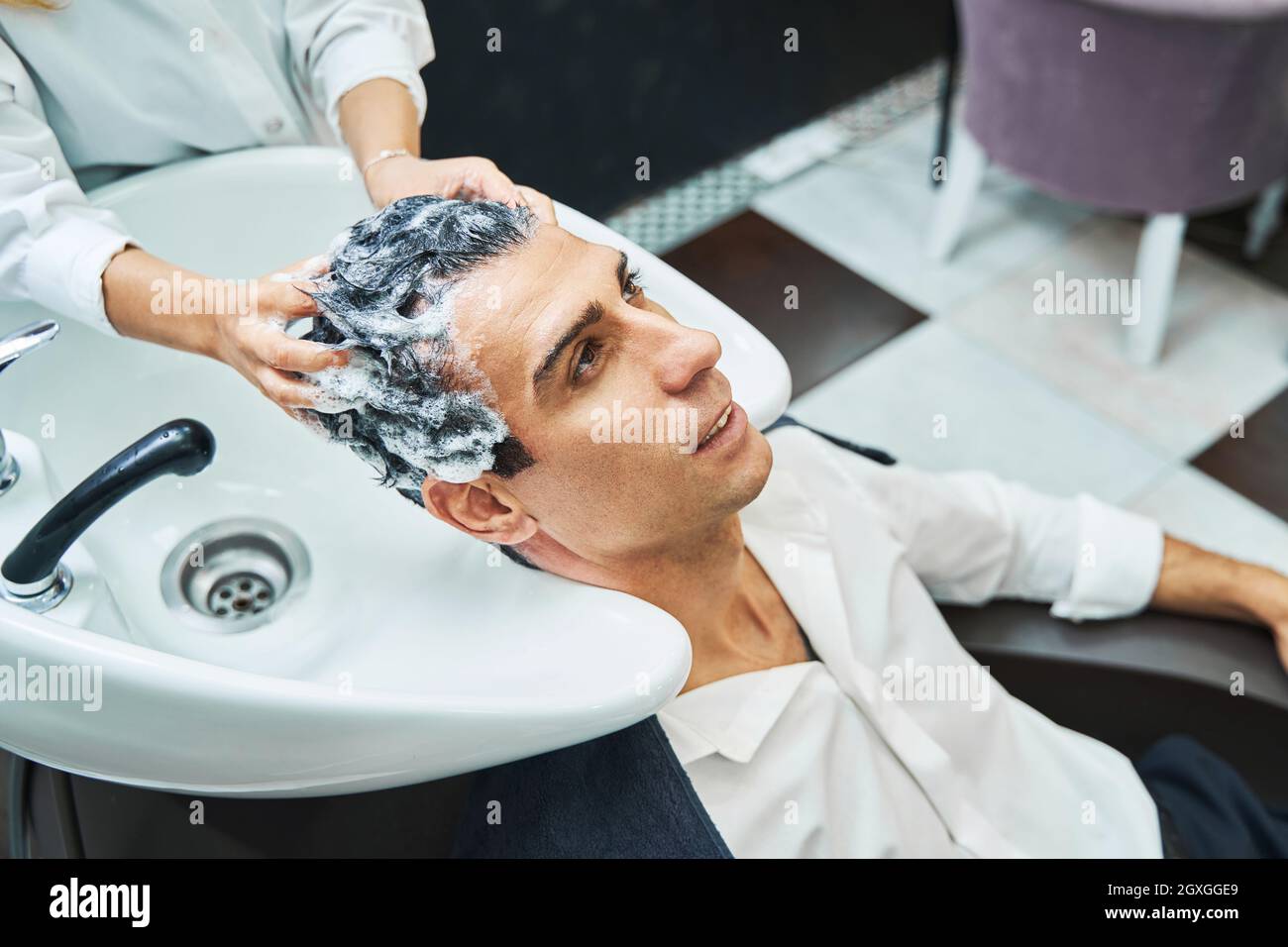 Applying shampoo hi-res stock photography and images - Alamy