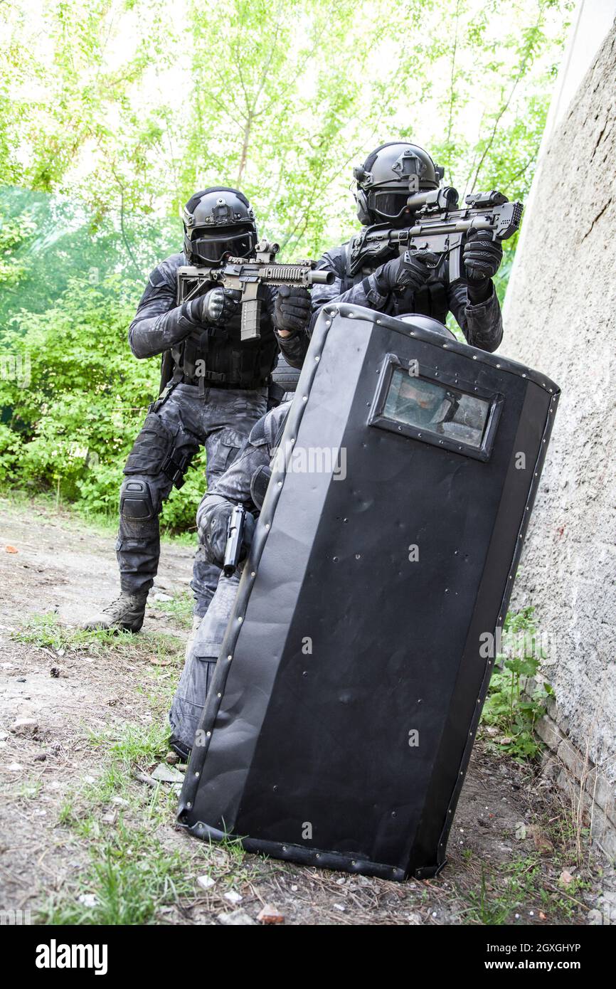 Swat officers in uniform hi-res stock photography and images - Alamy
