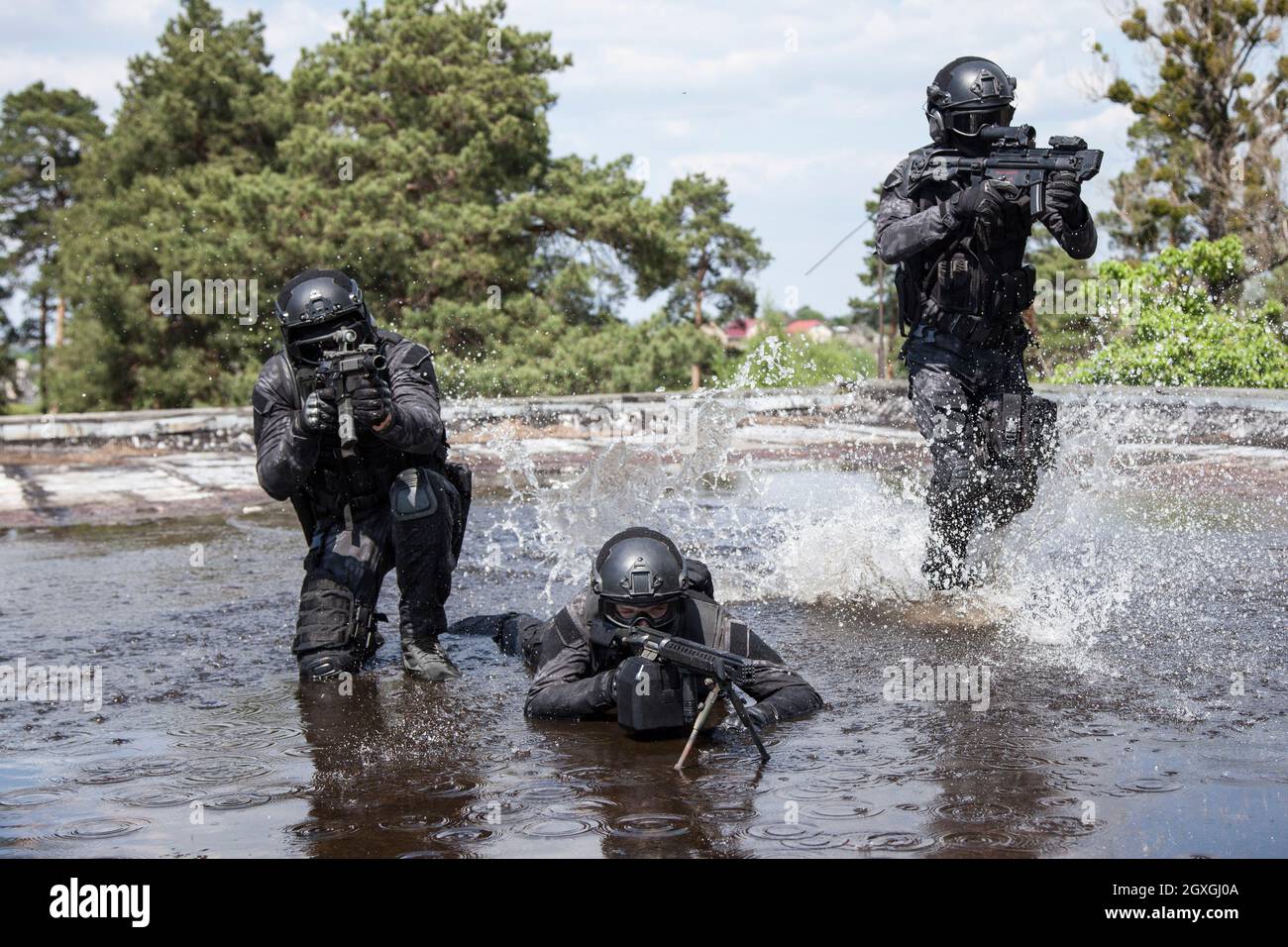 Spec ops police officers SWAT in action in the water Stock Photo - Alamy