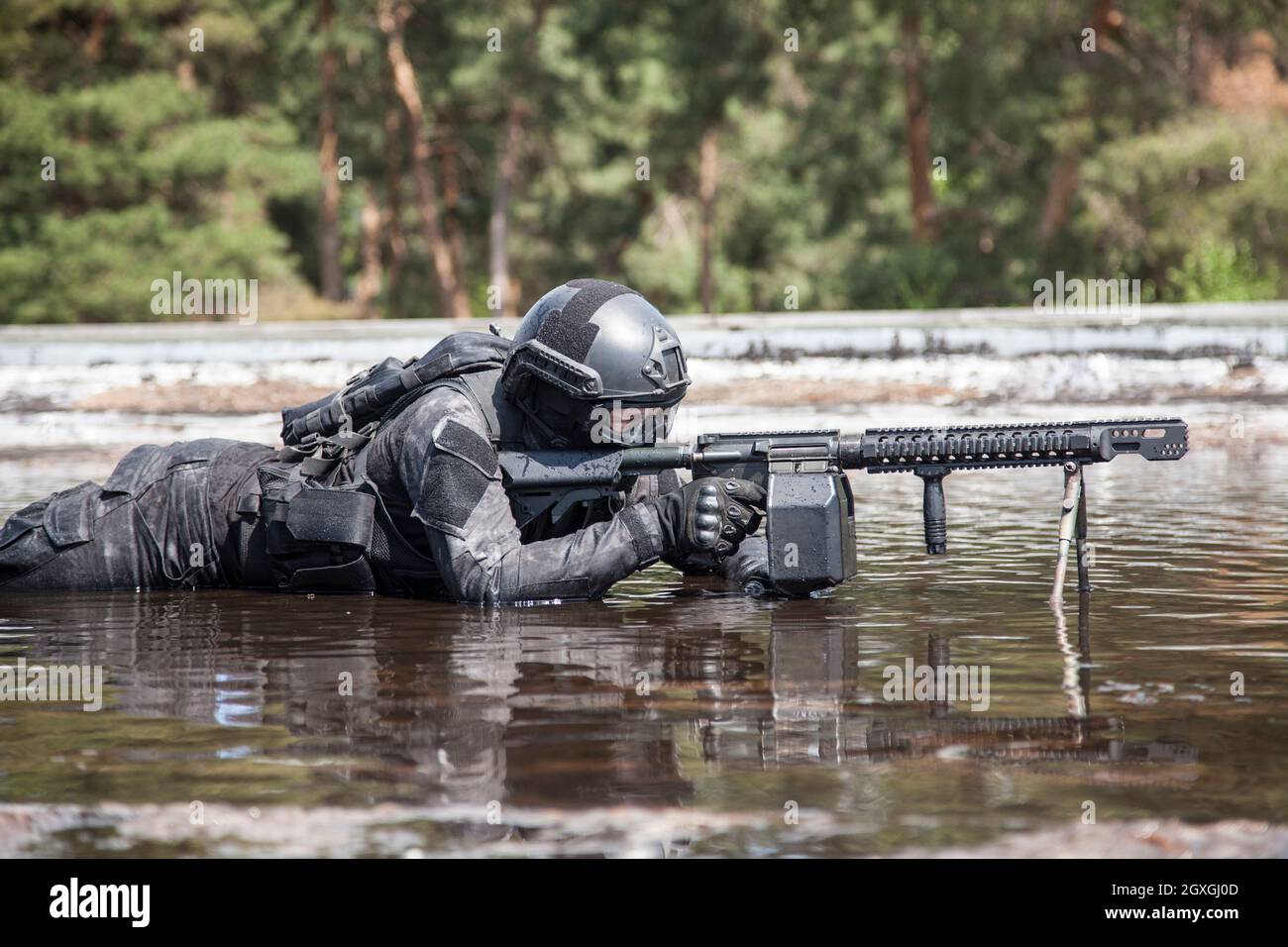 Spec ops police officer SWAT in action in the water Stock Photo - Alamy