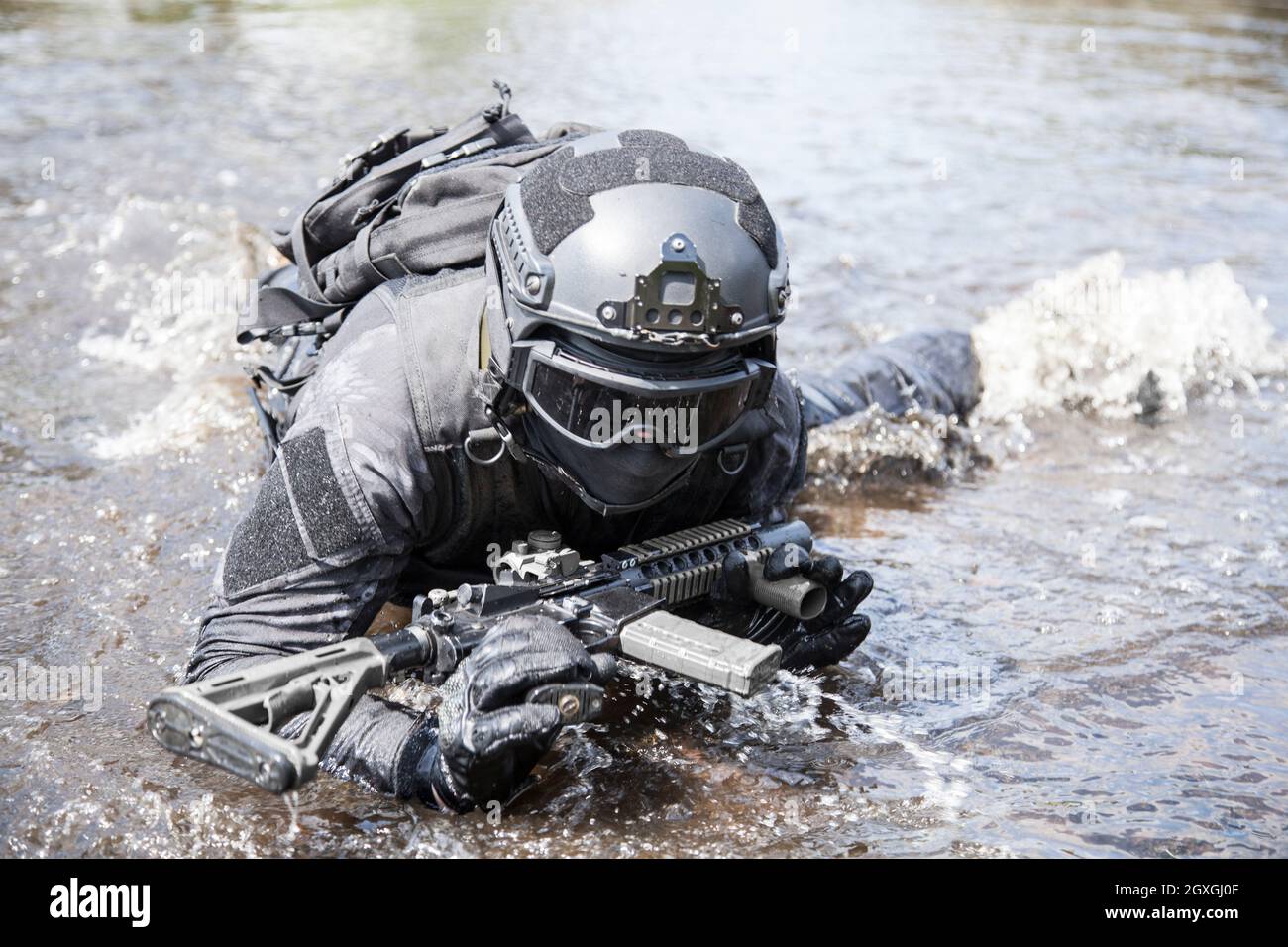 Spec ops police officer SWAT in action in the water Stock Photo - Alamy