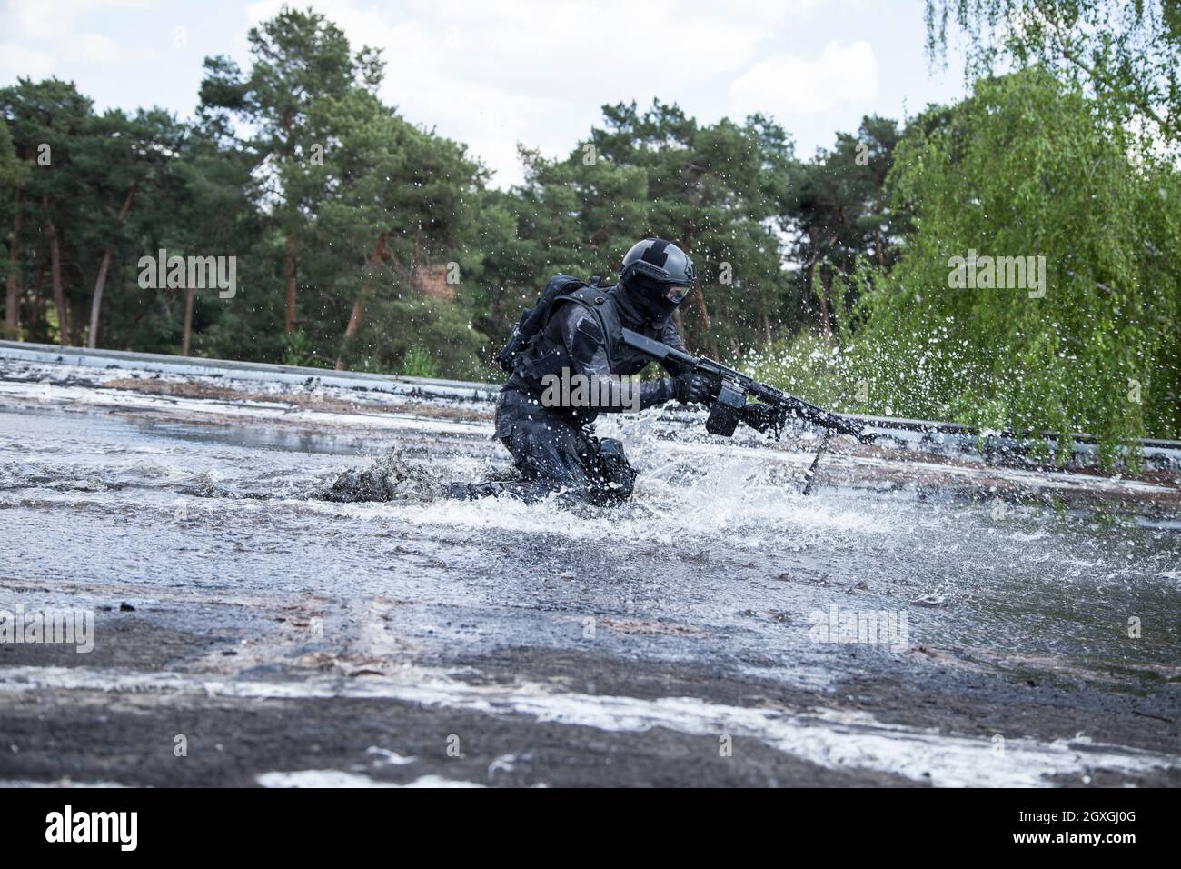 Spec ops police officer SWAT in action in the water Stock Photo - Alamy