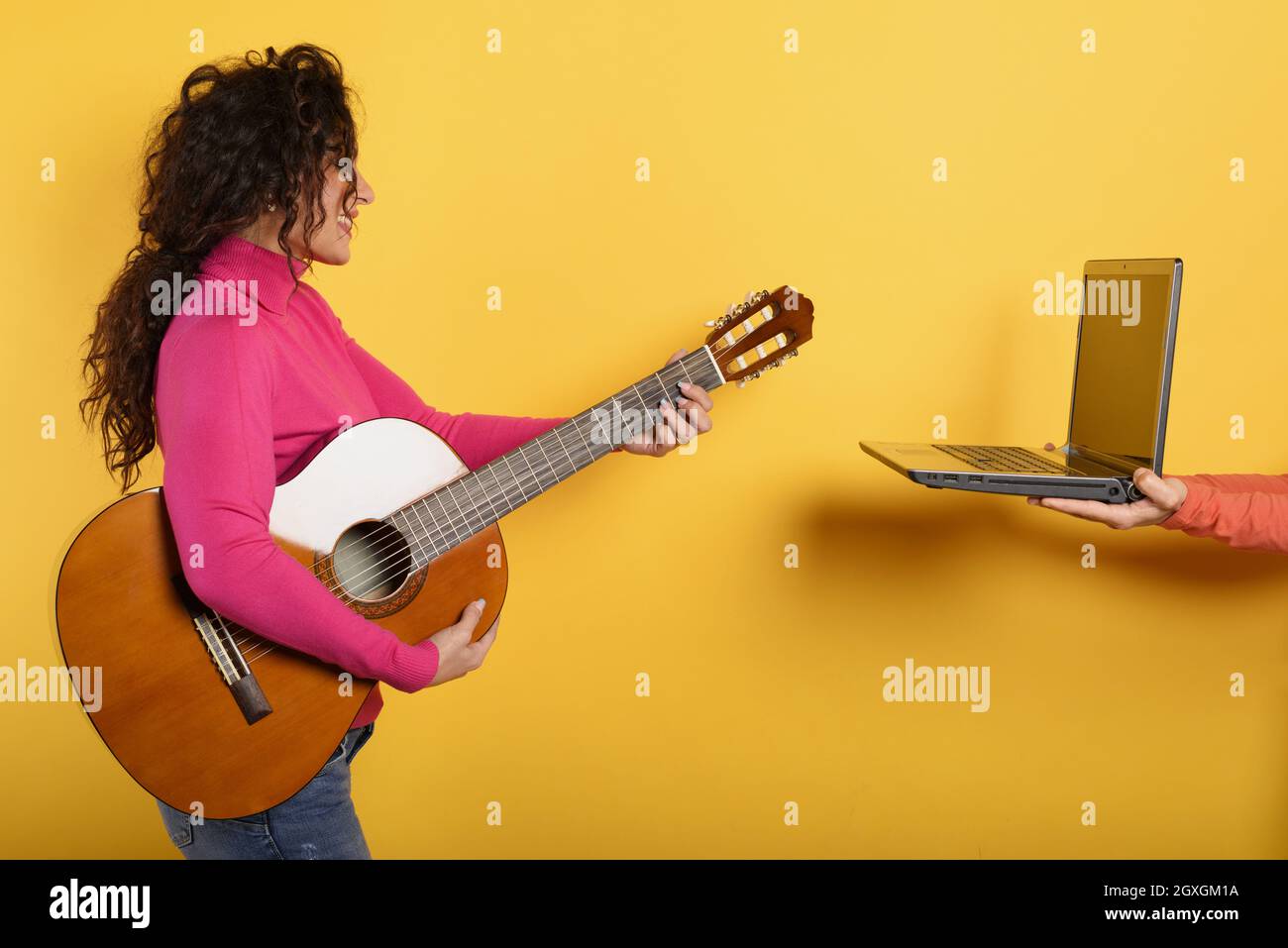Guitar lesson computer hi-res stock photography and images - Alamy