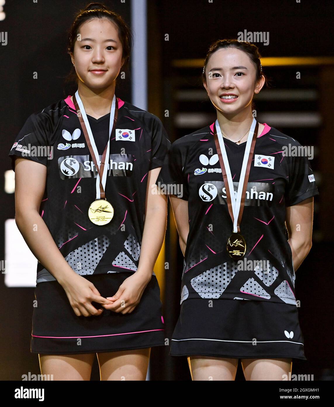 Doha, Qatar. 5th Oct, 2021. Jeon Jihee (R) and Shin Yubin of South ...