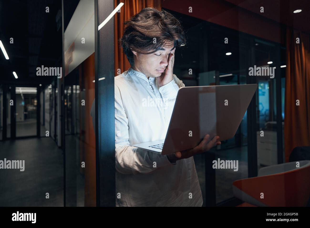 Working over time hi-res stock photography and images - Alamy