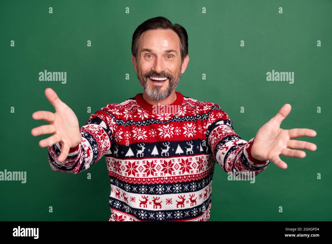 Photo portrait bearded man in sweater smiling embracing missing friend ...