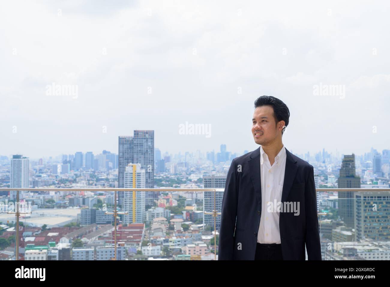 Asian man in suit hi-res stock photography and images - Alamy