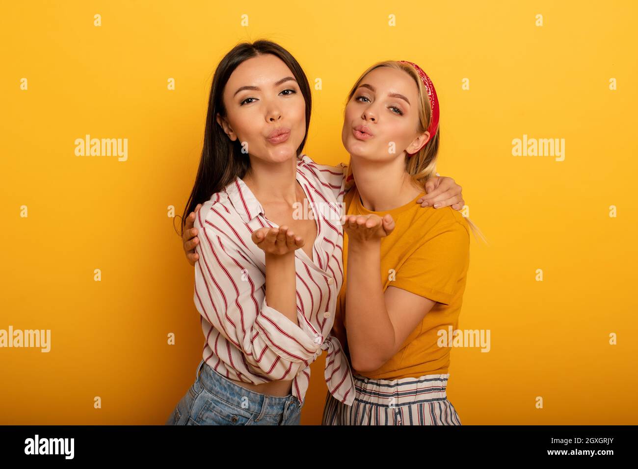 Two girls kiss hi-res stock photography and images - Alamy