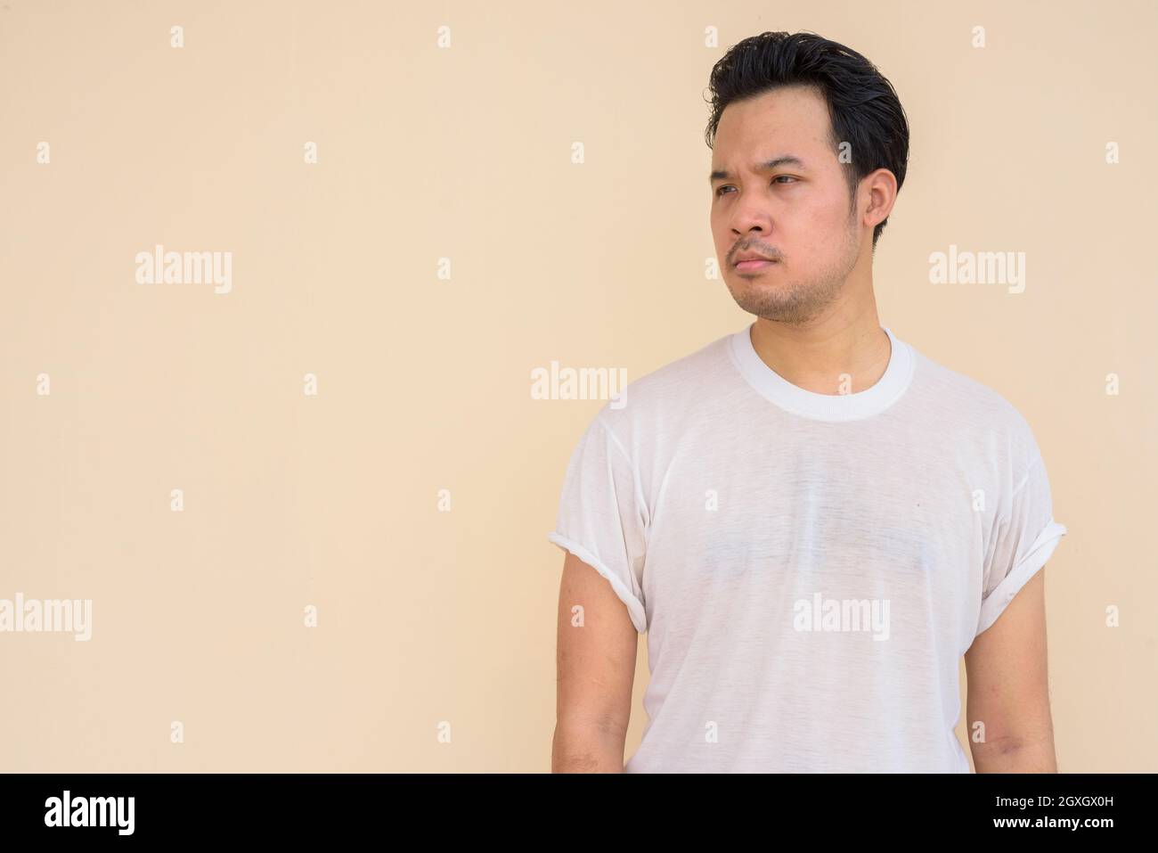 Person wearing plain white hi-res stock photography and images - Alamy