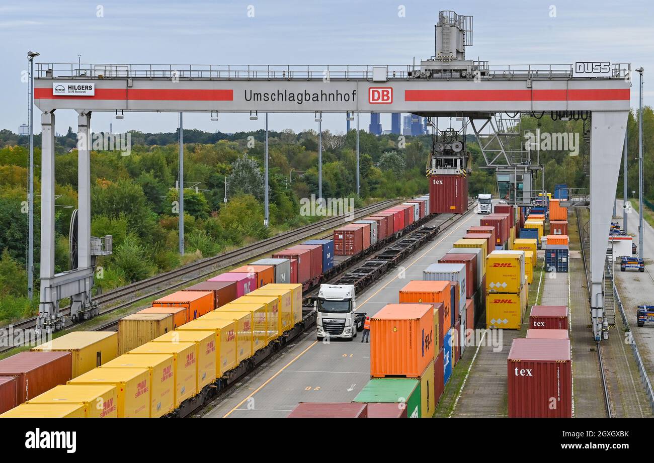 Mail truck train station hi-res stock photography and images - Alamy