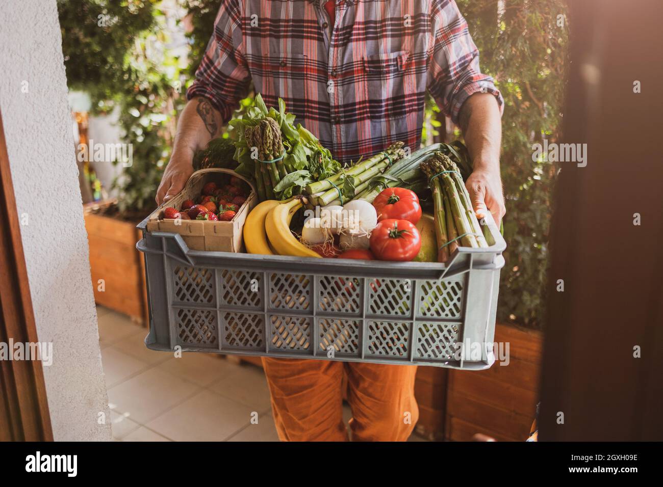Man delivering fruit and vegetable box Stock Photo - Alamy