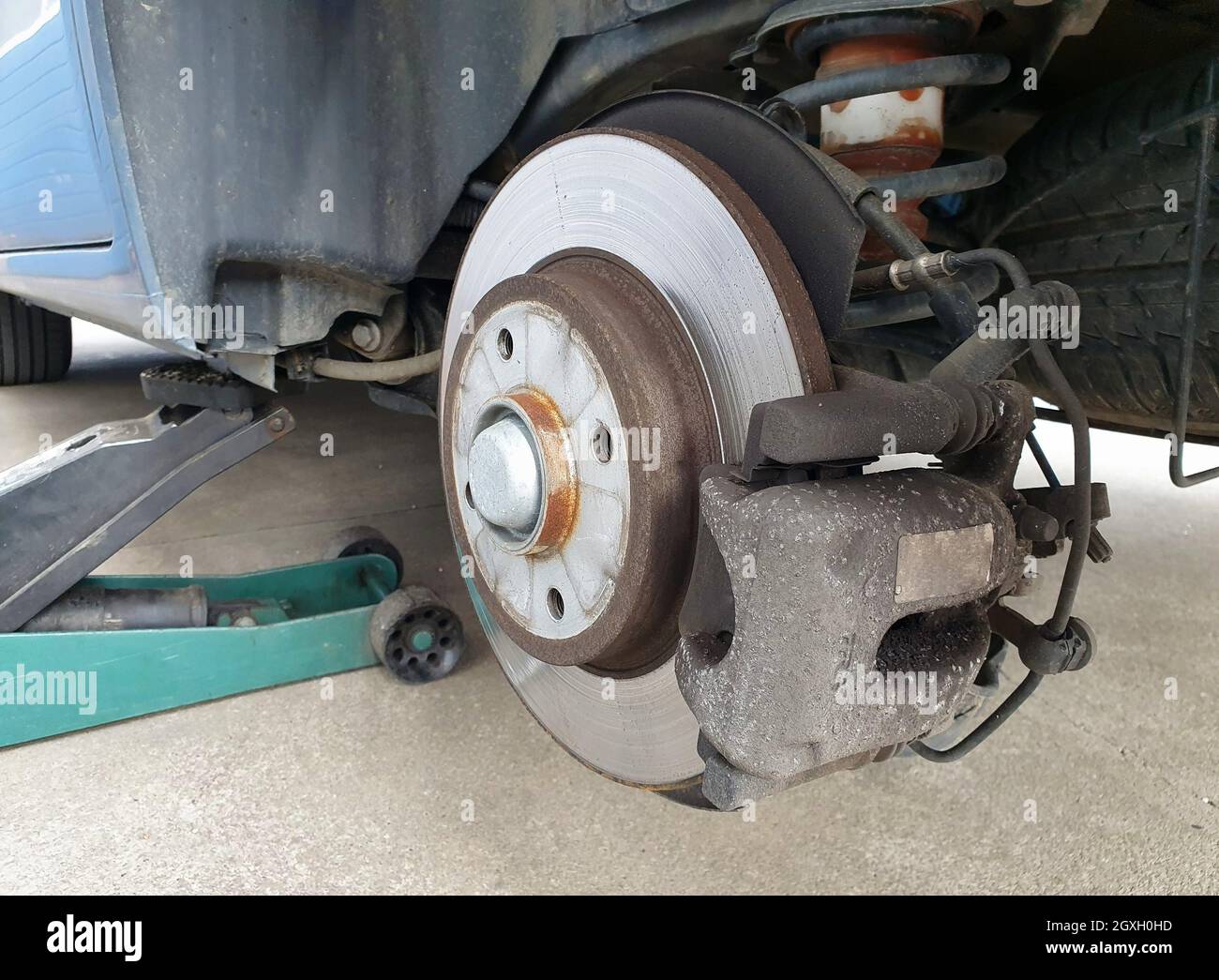 Car lifted jack hi-res stock photography and images - Alamy