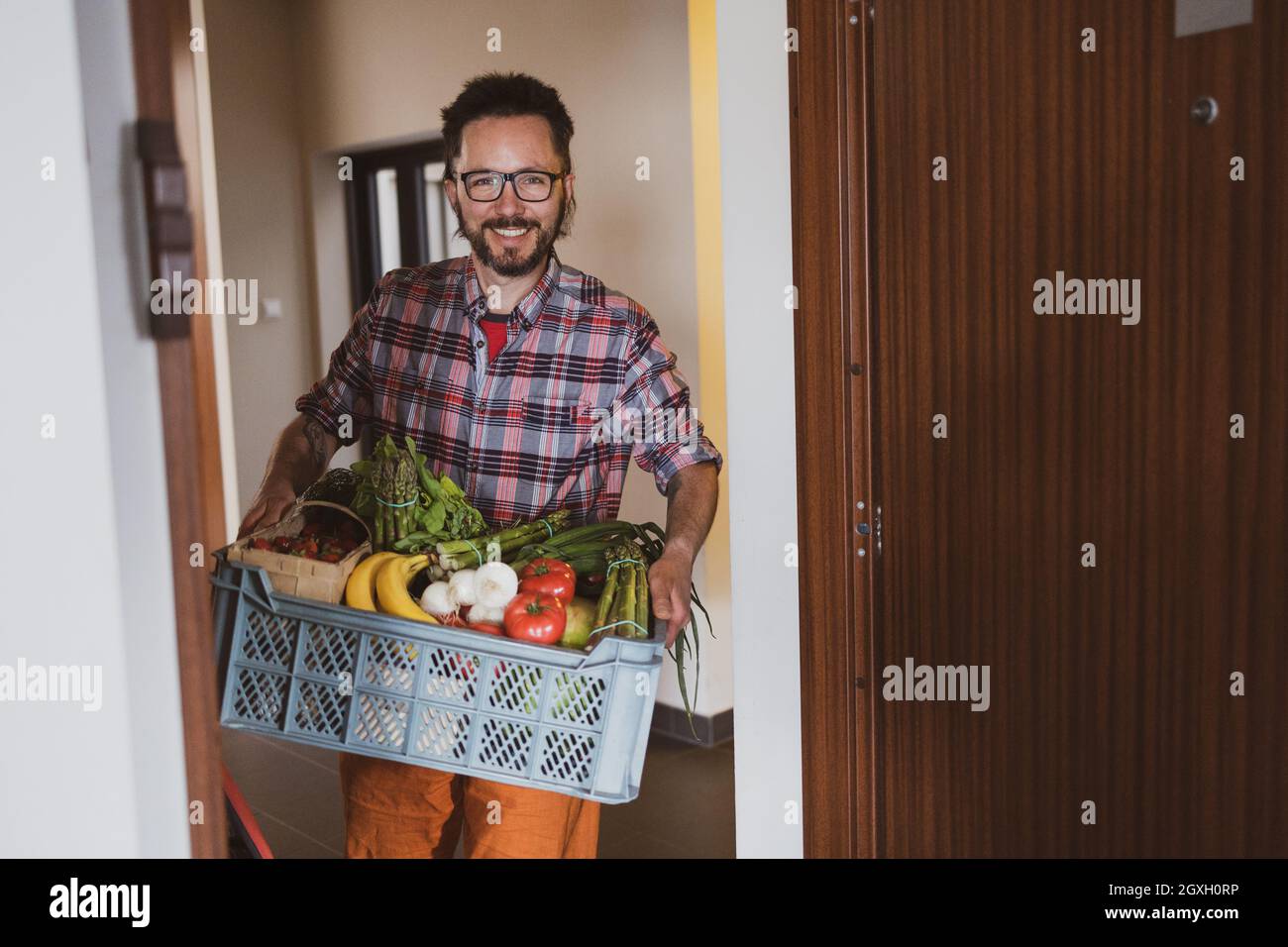 Man delivering fruit and vegetable box Stock Photo - Alamy