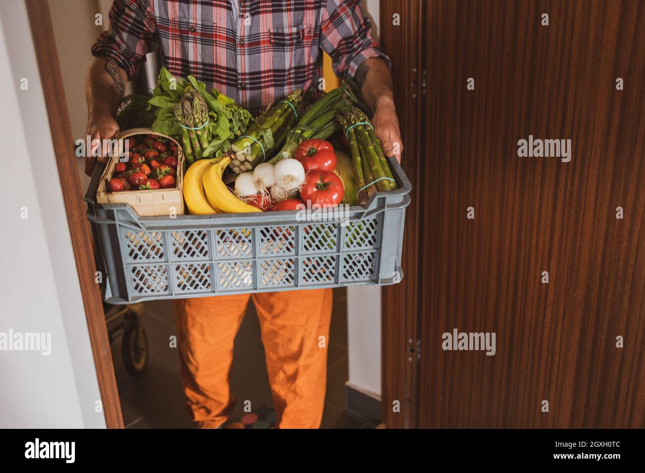 Man delivering fruit and vegetable box Stock Photo - Alamy