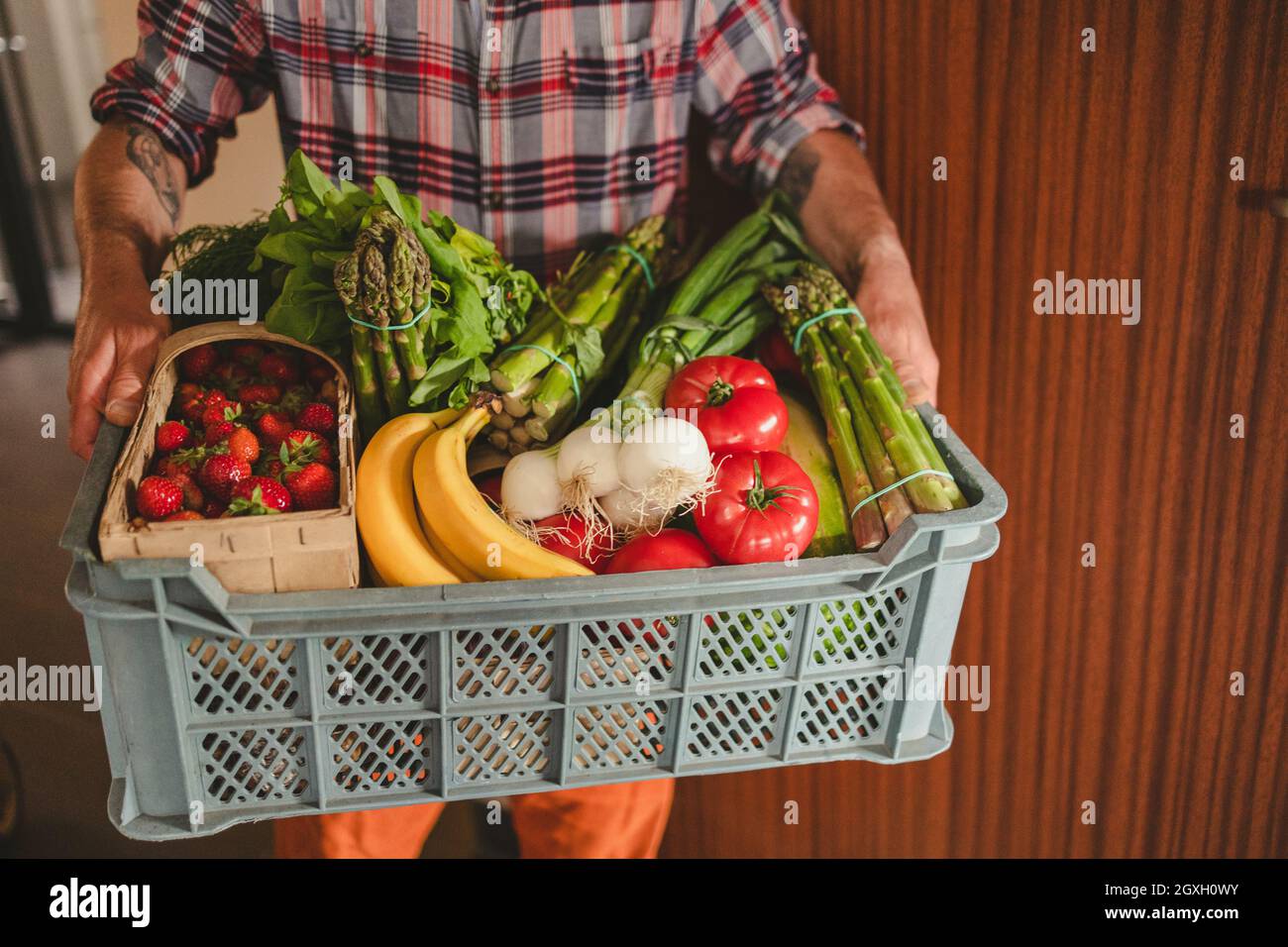 Grocery shopping vegetable man hi-res stock photography and images - Alamy