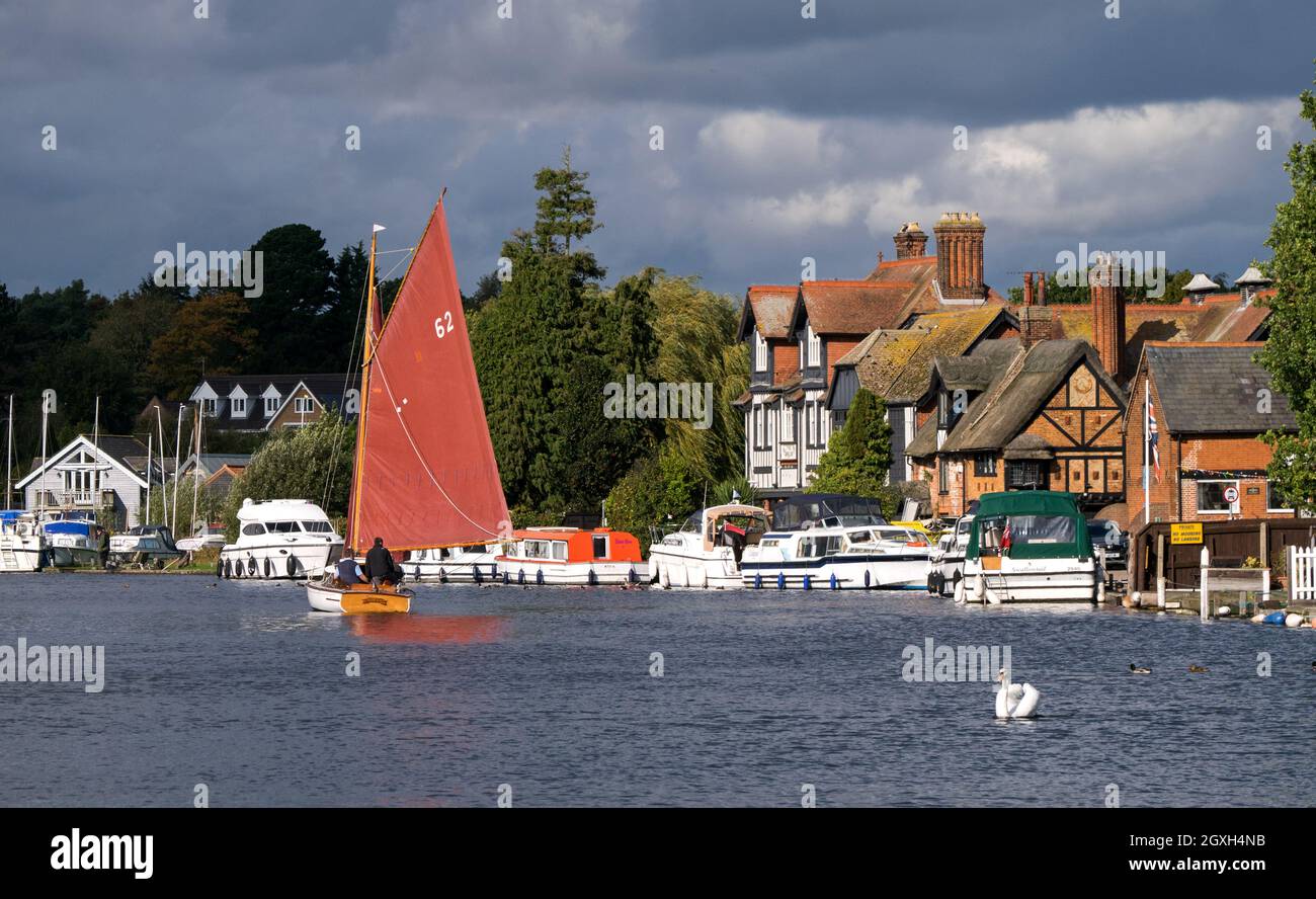 Sailing on Norfolk Broads pasting the Picturesque Village of Horning on ...