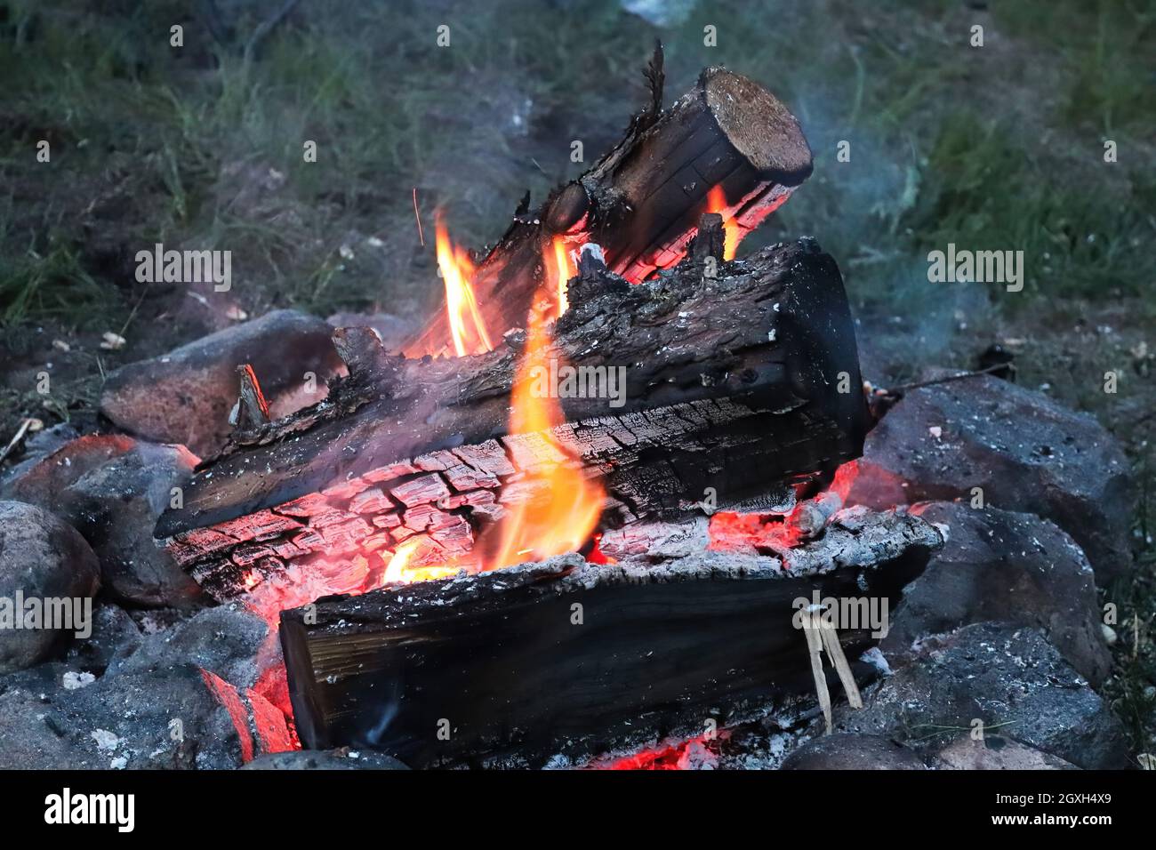 Campfire bundle hi-res stock photography and images - Alamy