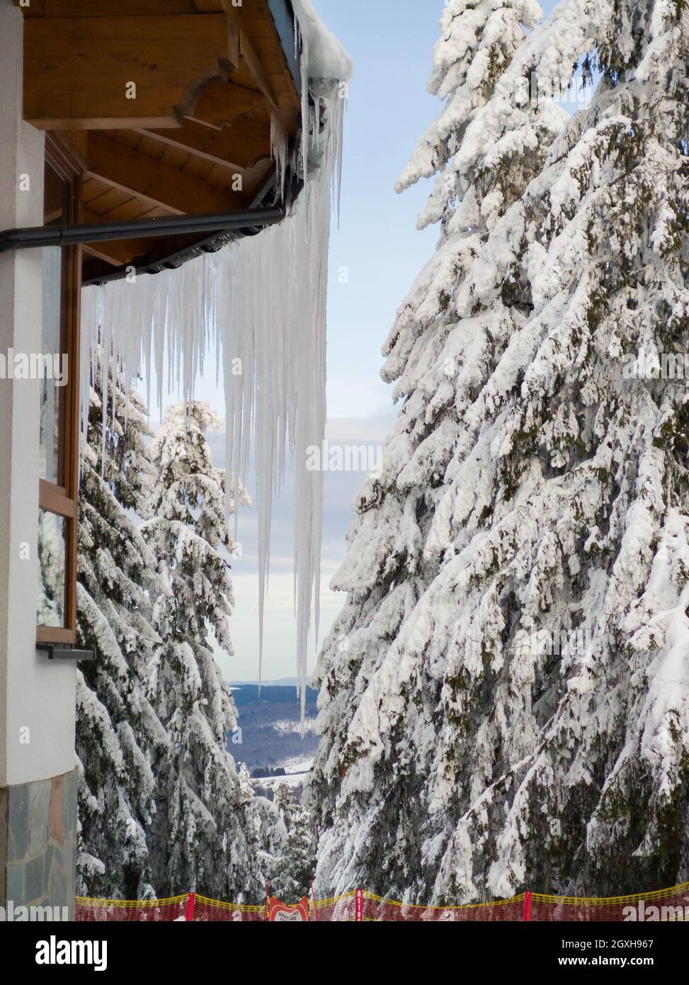 Huge icicles hanging down from a roof at Wasserkuppe in Rhön Stock ...