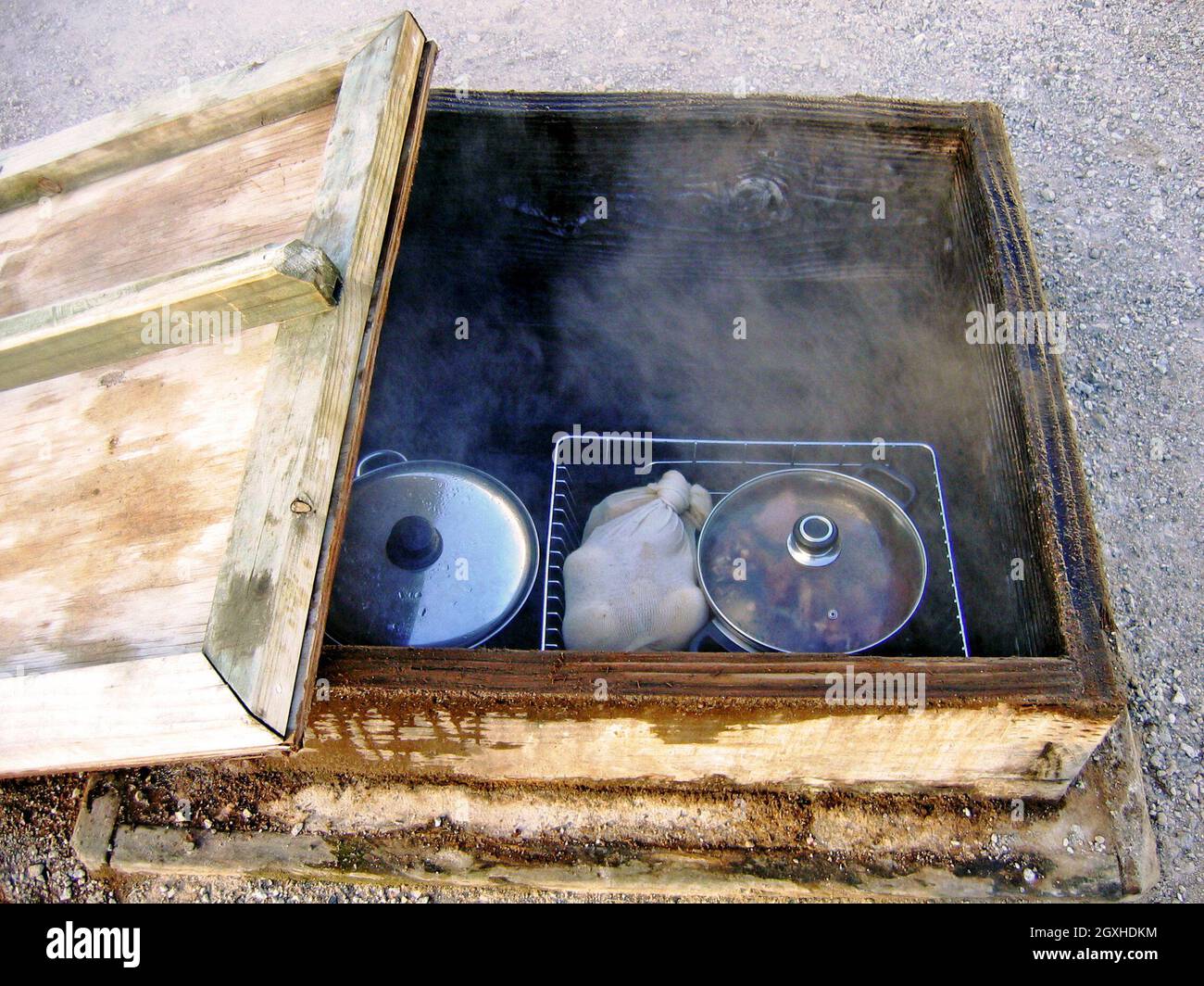 Food cooking in a hangi hi-res stock photography and images - Alamy