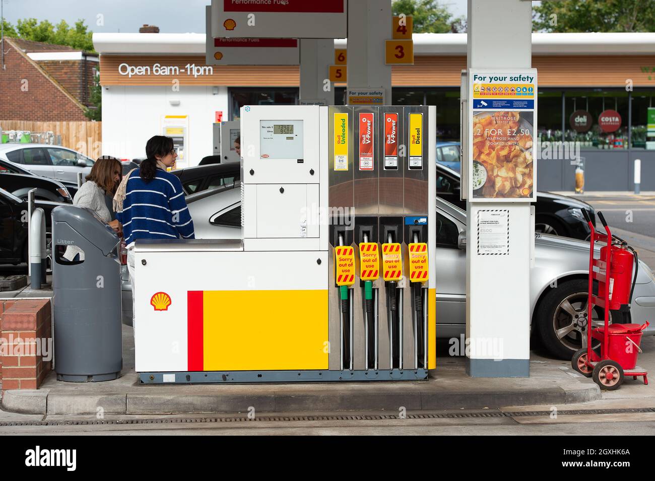 Shell garage windsor hi-res stock photography and images - Alamy