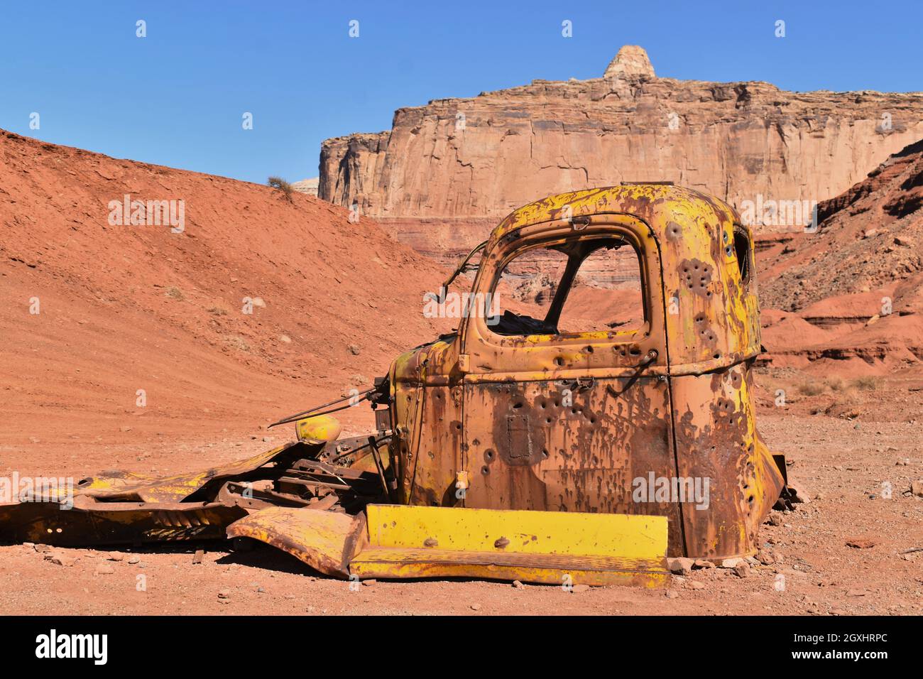 A yellow truck in the desert Stock Photo - Alamy