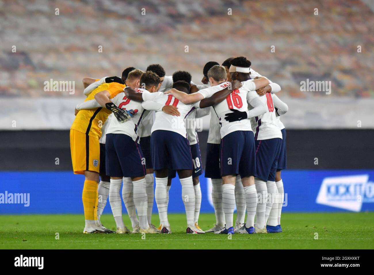 England team huddle prior to kick off hi-res stock photography and ...