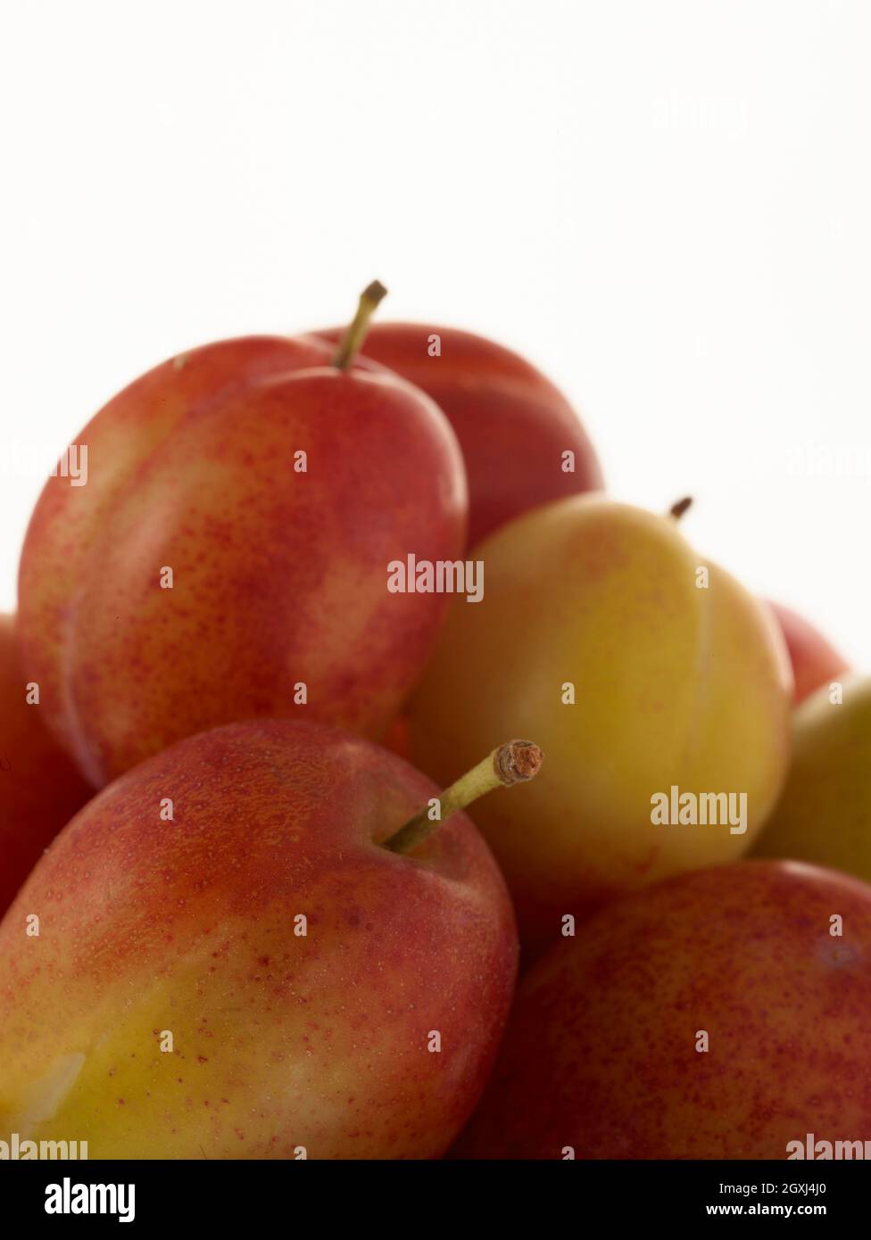 Market fresh sweet plums, natural food still life against plain ...